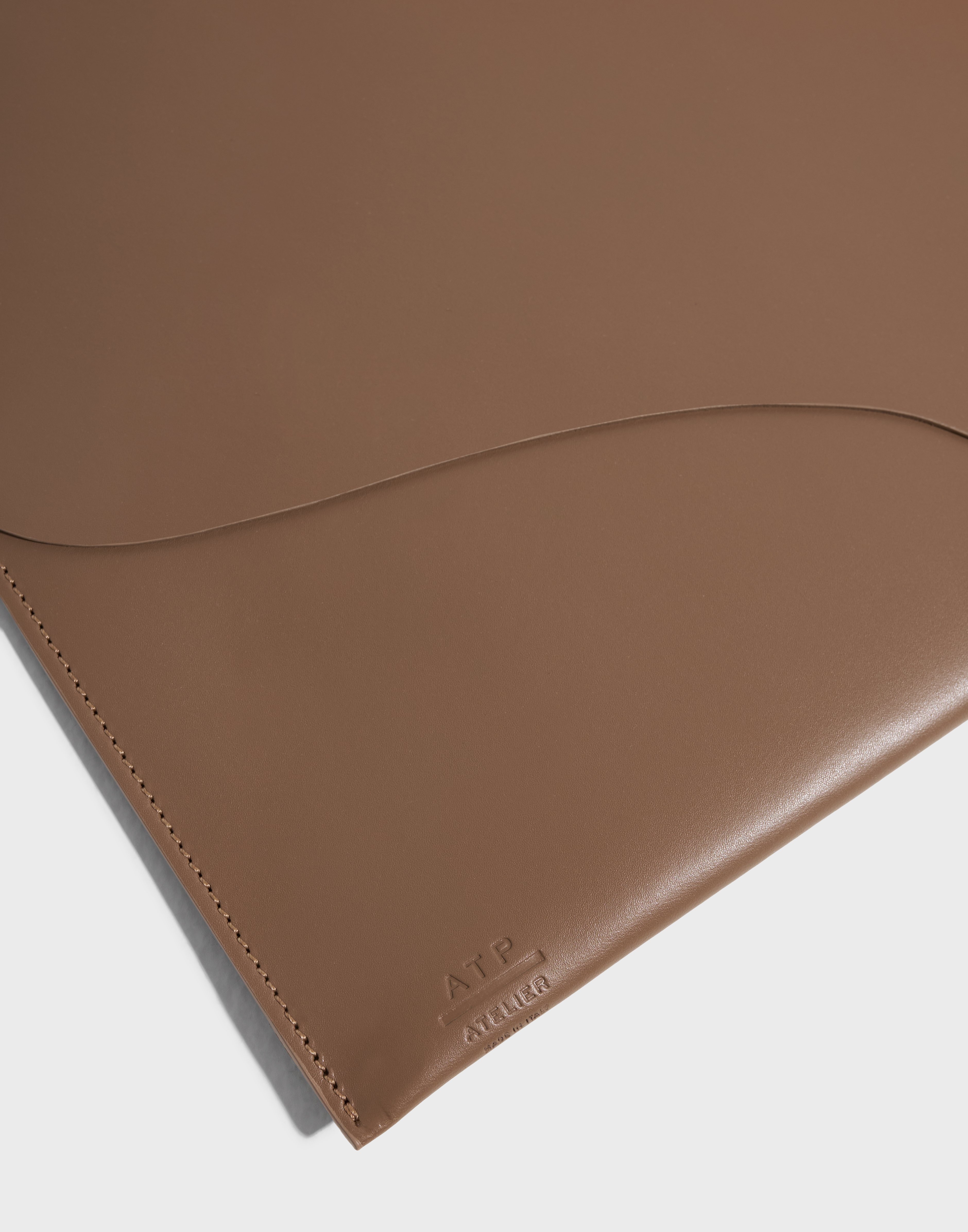 Köp ATP ATELIER Sardegna Media Leather Laptop Case - Hazelnut | Nelly.com