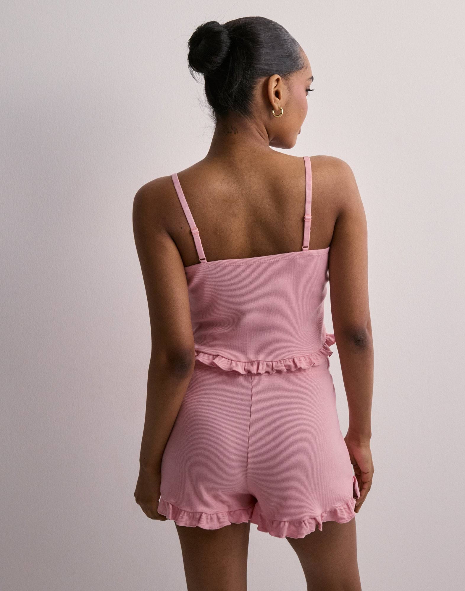 Köp Juicy Couture FELIX FRILLED SHORTS - Candy Pink | Nelly.com