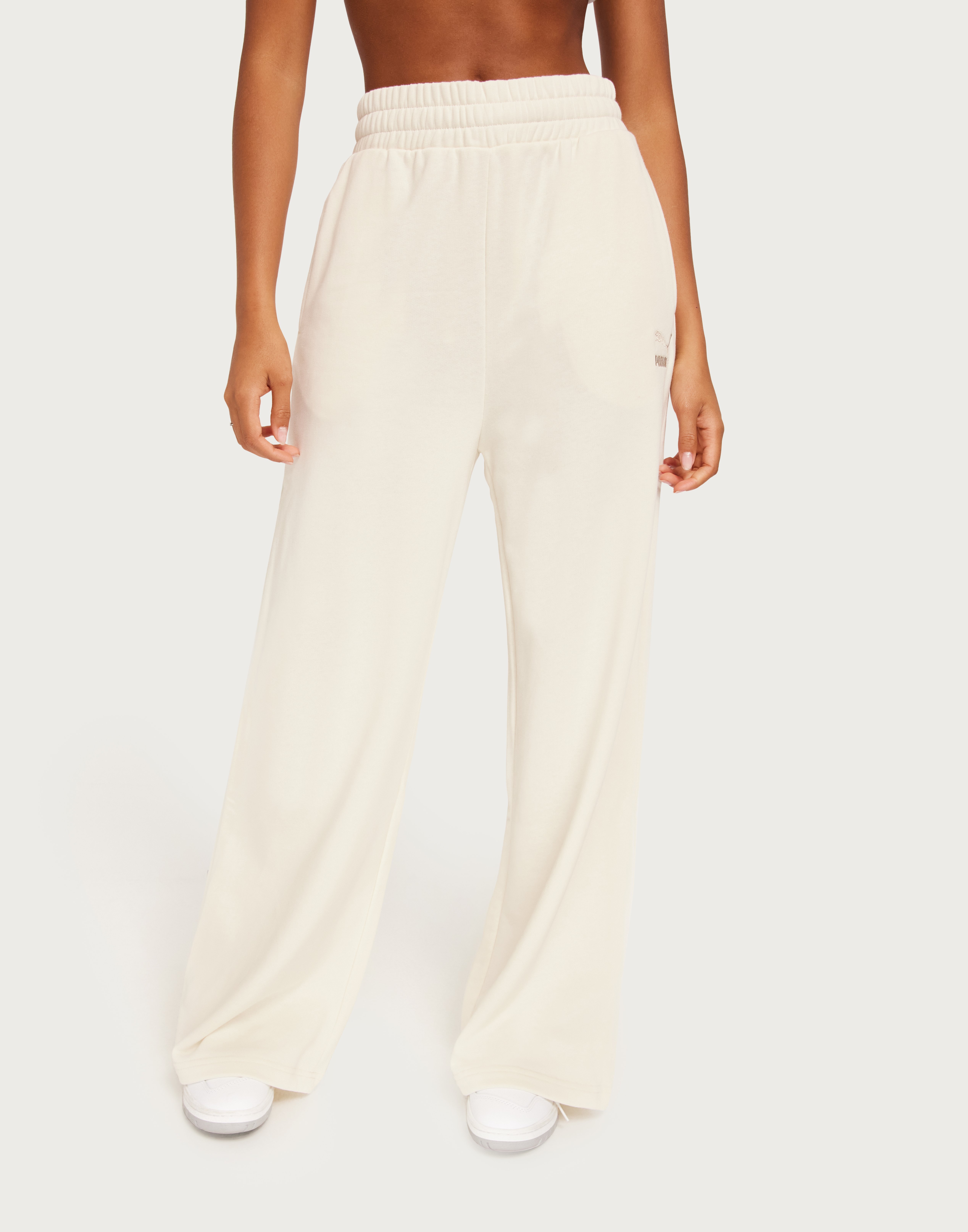 Köp Puma CLASSICS RELAXED SWEATPANTS - White | Nelly.com
