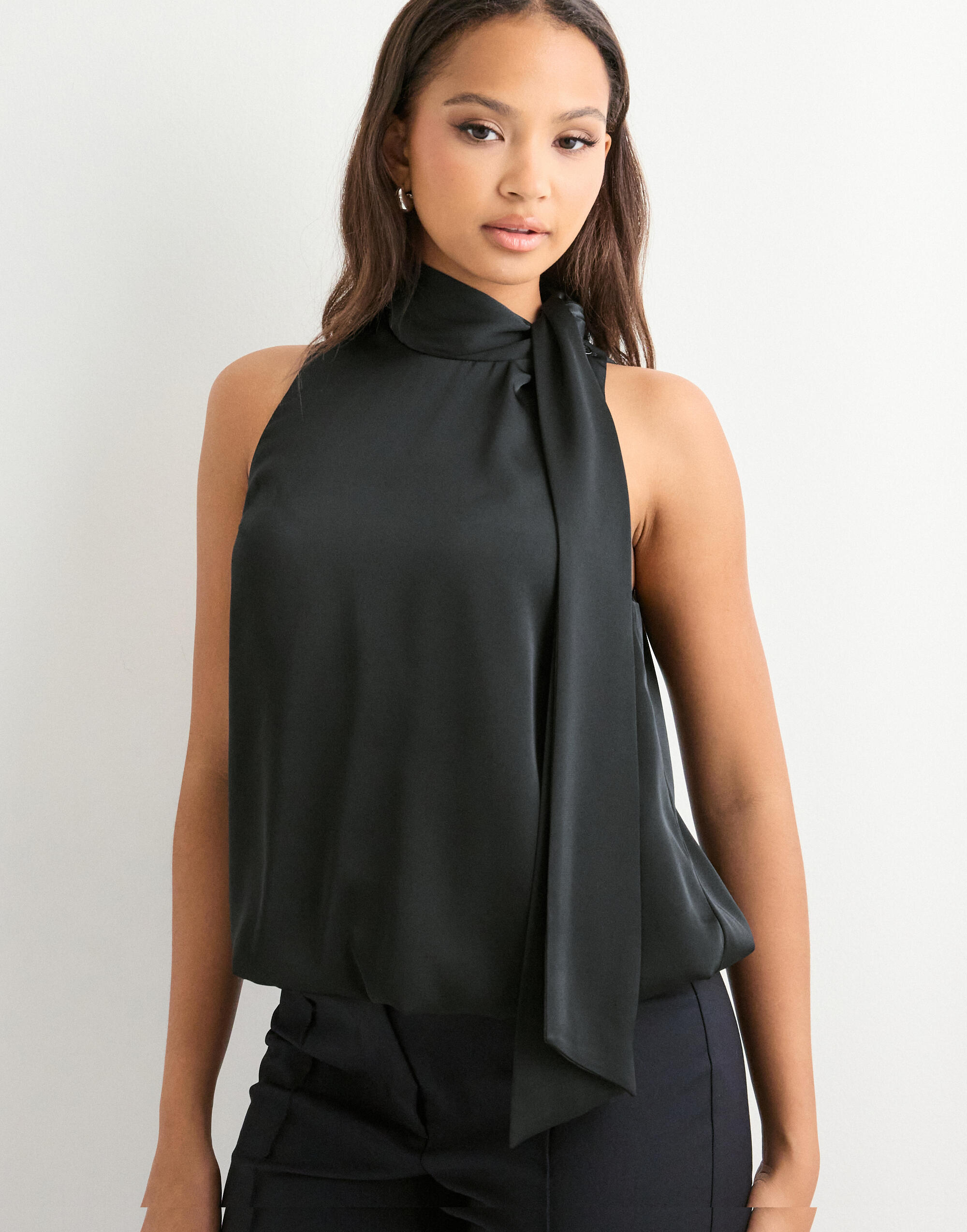 Köp Neo Noir Veda Drapy Satin Top - Black | Nelly.com