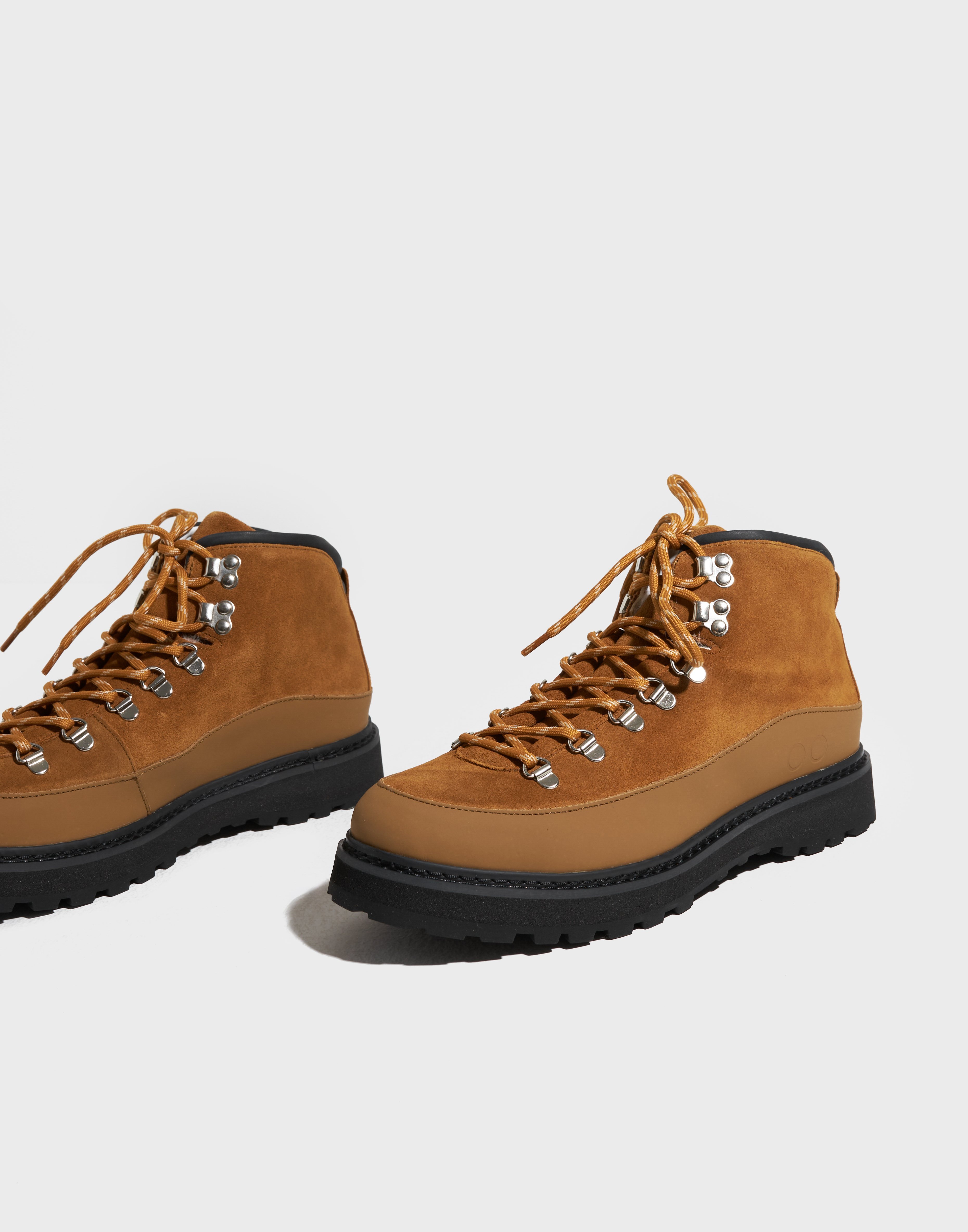 Kjøp MONO Hiking Core Cap Suede - Cognac | NLYMAN