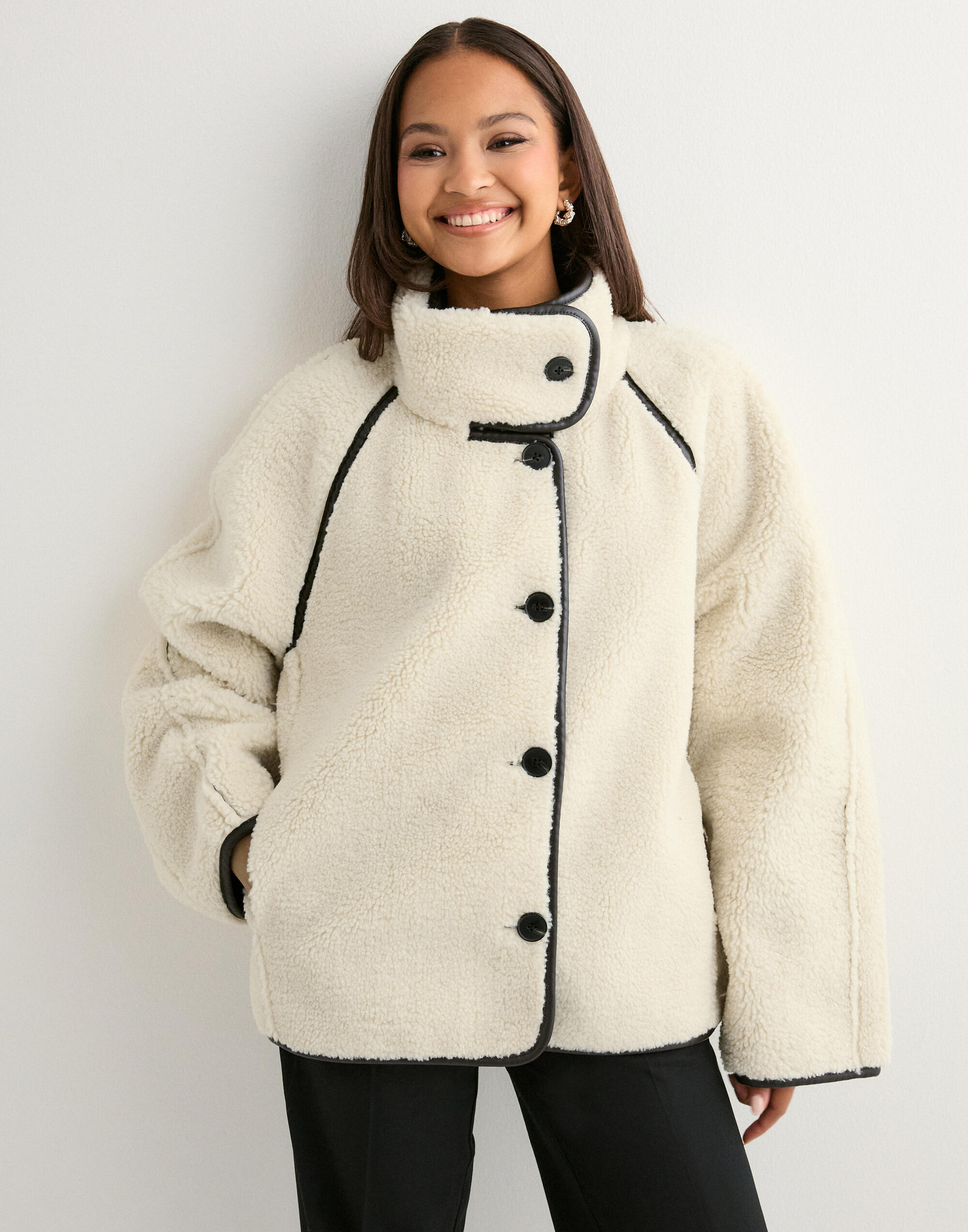 Køb Gina Tricot Reversible teddy jacket - Offwhite | Nelly.com