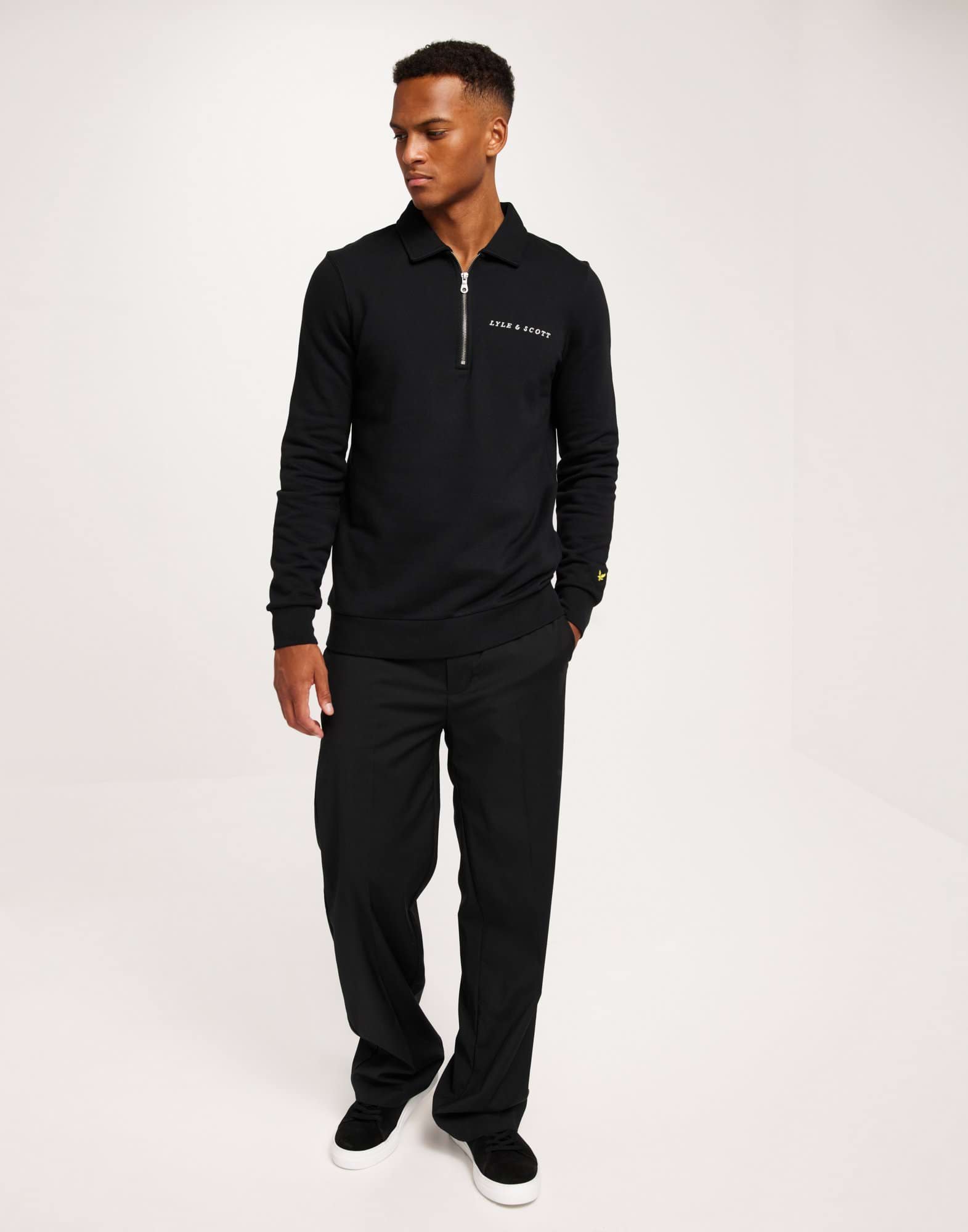 Köp Lyle & Scott Embroidered Collared Quarter Zip - Jet Black | NLYMAN