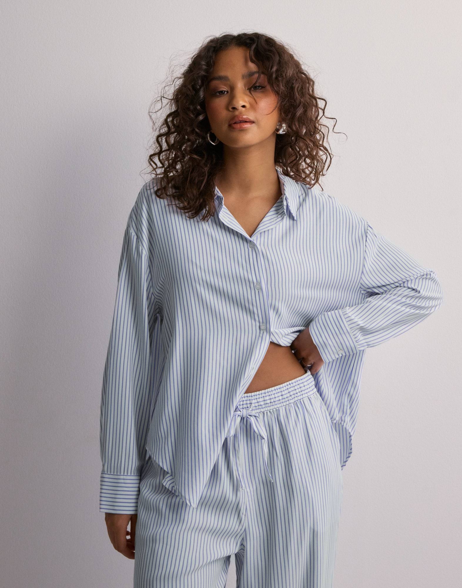 Köp Only ONLALICE SARAH LS SHIRT WVN - Cloud Dancer Blue | Nelly.com