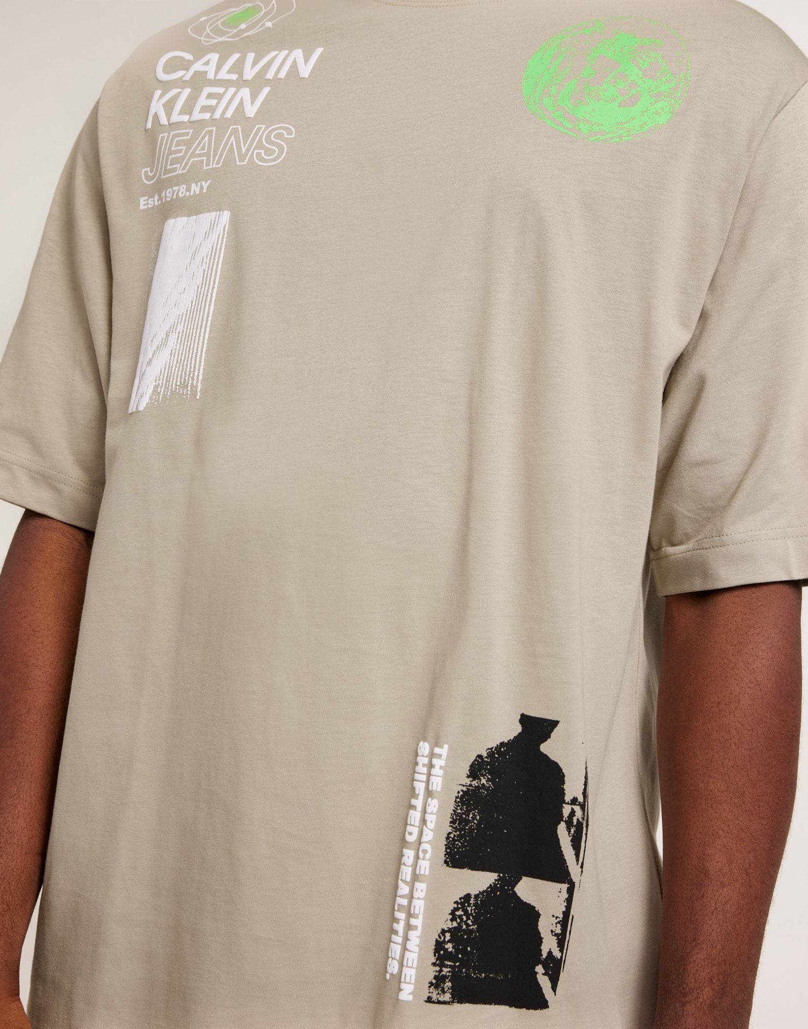 Osta Calvin Klein Jeans FUTURE FADE MULTI GRAPHIC TEE - Plaza Taupe ...