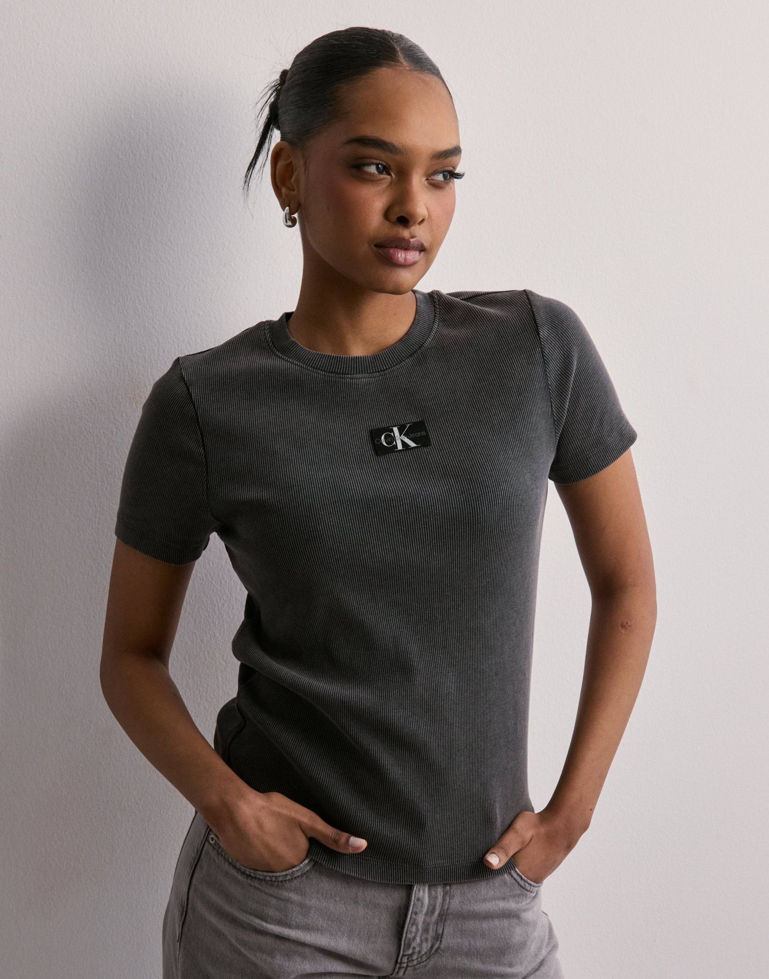 Osta Calvin Klein Jeans LABEL WASHED RIB SLIM TEE - Washed Black | Nelly.com