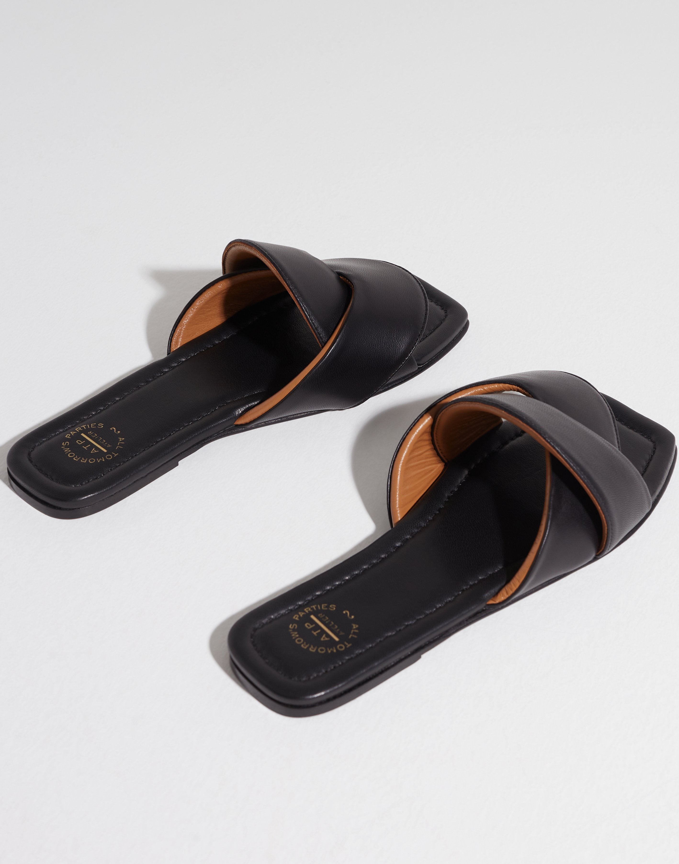 Köp ATP ATELIER Capurso Nappa Flat Sandals - Black | Nelly.com