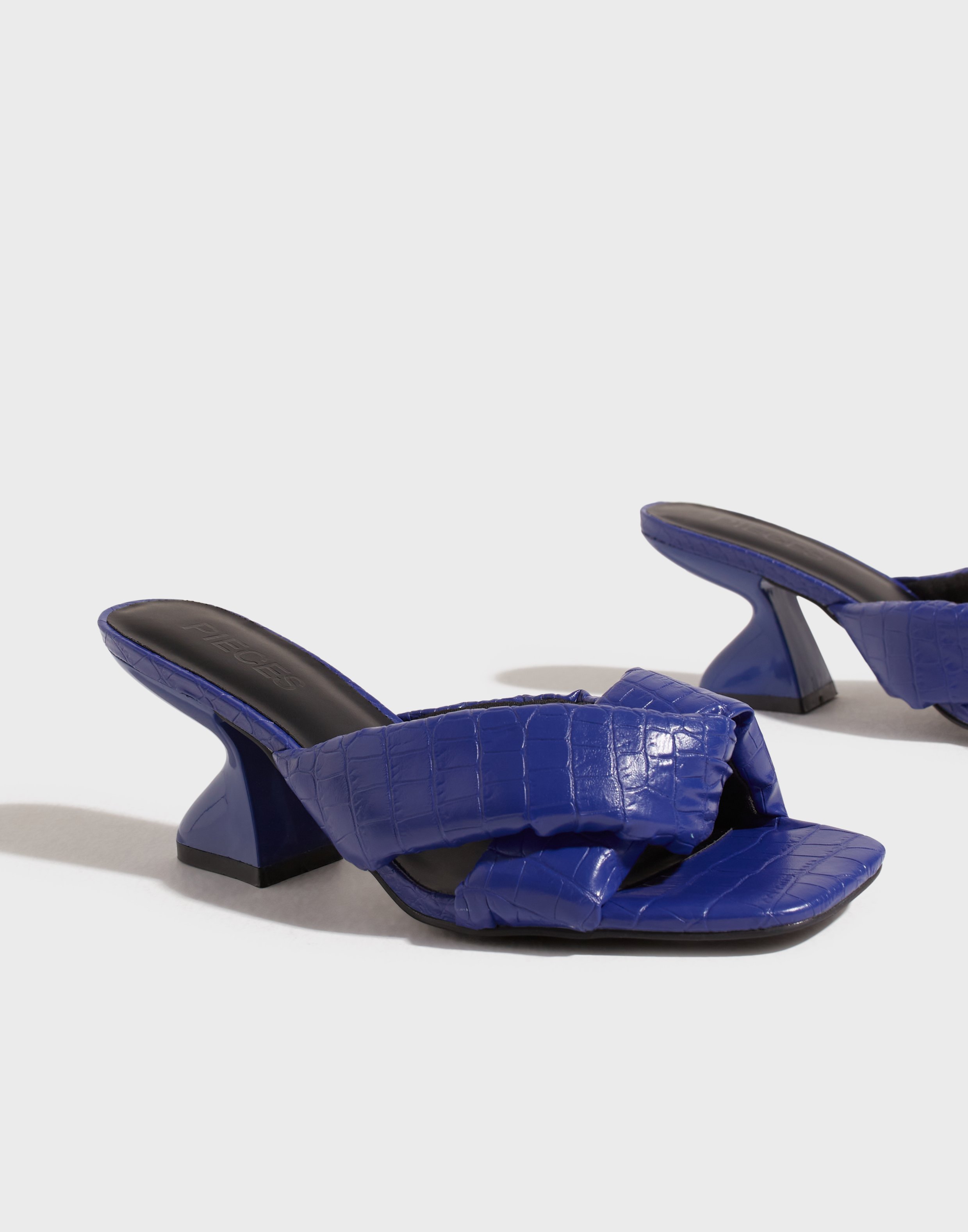Osta Pieces PCBRIELLA CROCO SANDAL - Mazarine Blue | Nelly.com