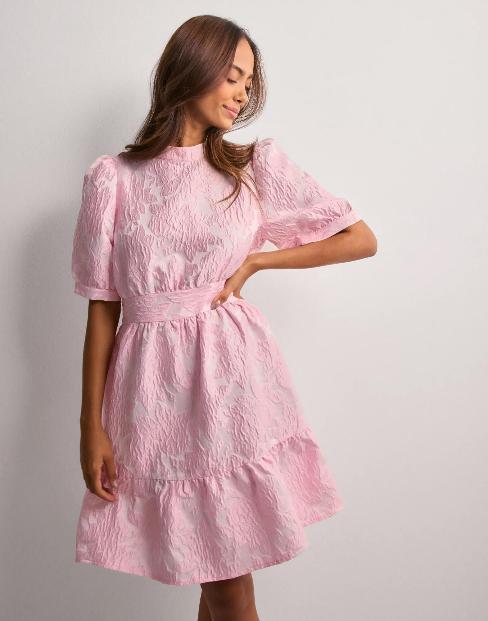 Kjøp Vero Moda VMSULLE SS SHORT DRESS WVN CE - Parfait Pink | Nelly.com