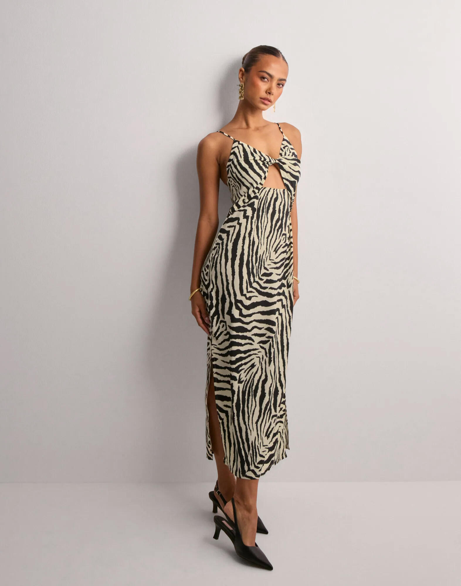 Köp Only ONLIRIS THALIA LIFE STRAP MIDI DRES - Cloud Dancer Black Zebra ...