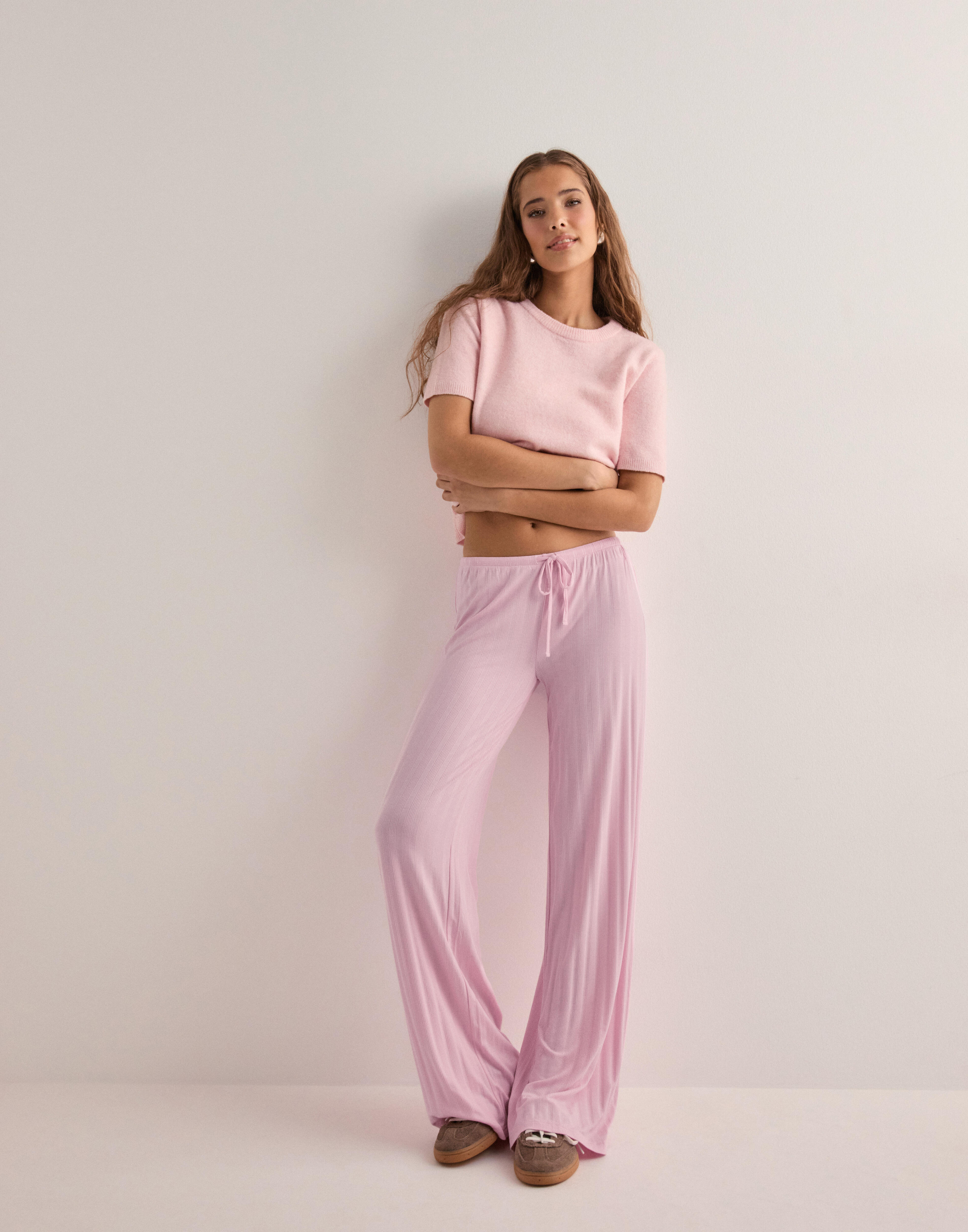Köp Nelly Soft Flowy Pants - Light Pink | Nelly.com