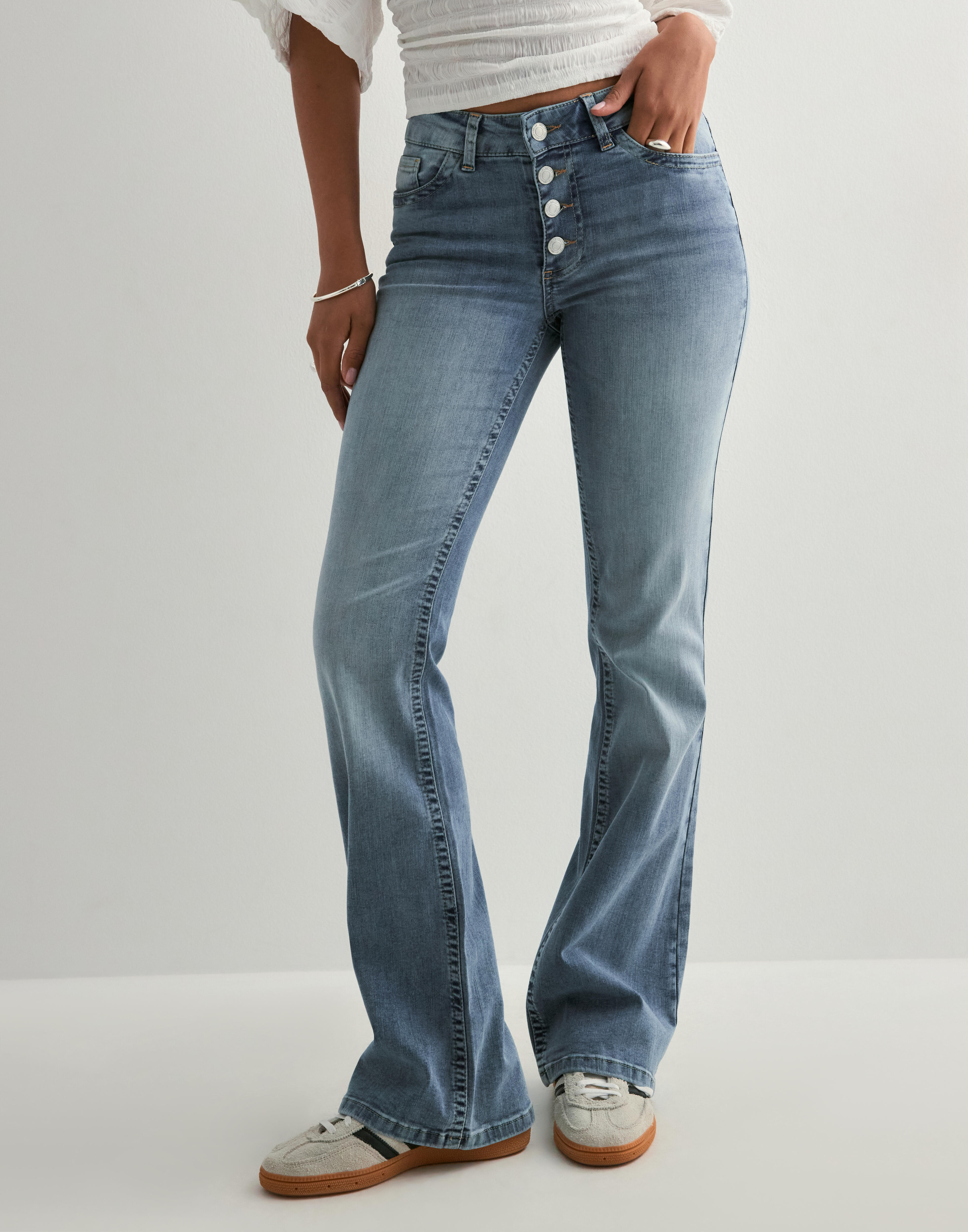 Kjøp Nelly Mid Waist Button Jeans - Blue | Nelly.com