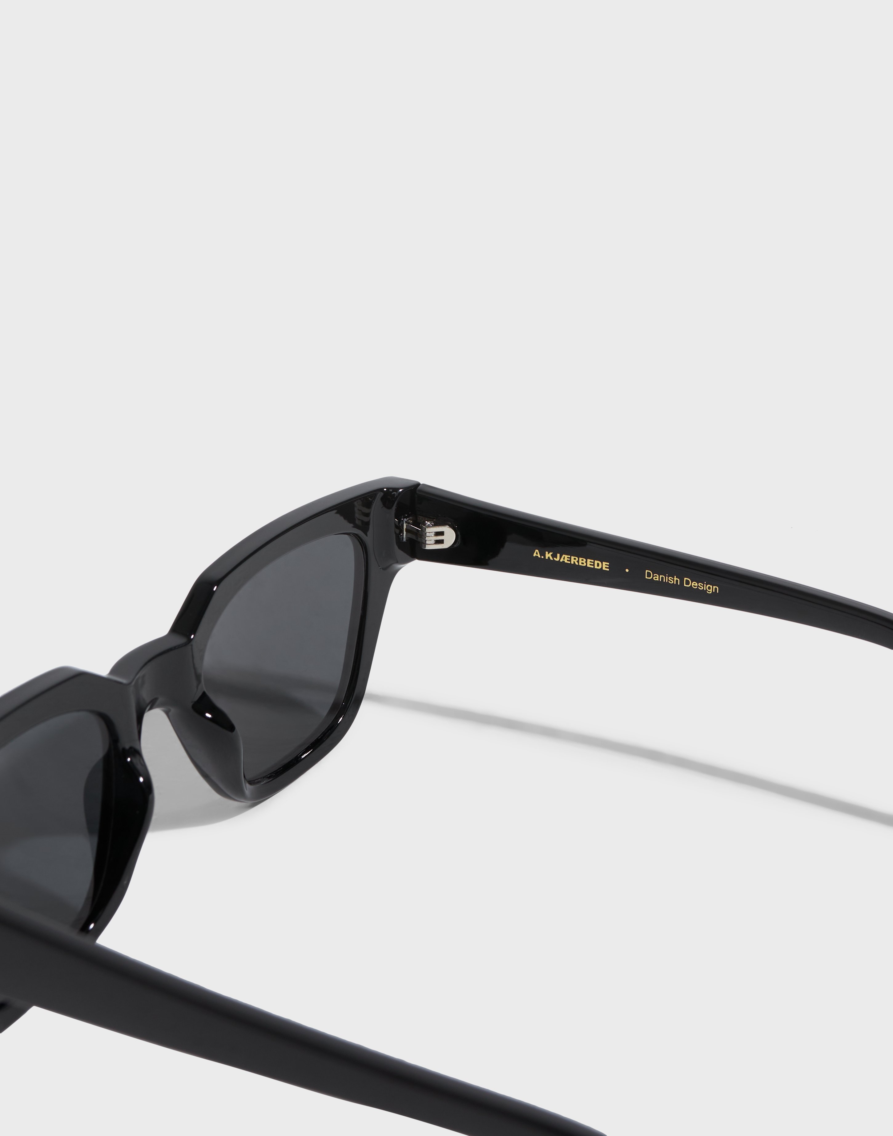 Köp A.Kjærbede Kaws - Black | NLYMAN