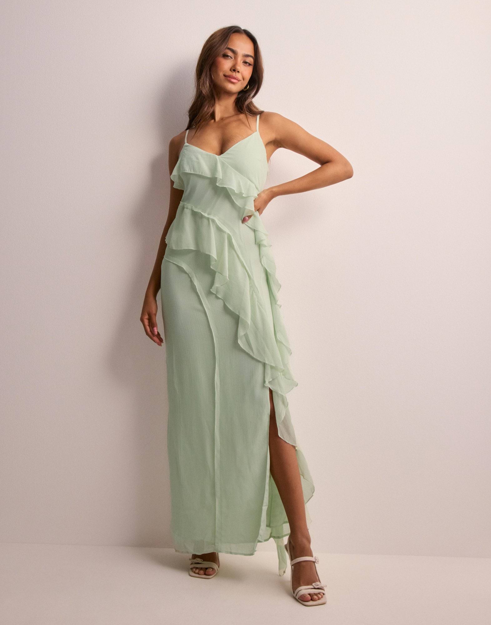 Köp Gina Tricot Frill chiffon maxi dress - Light Green | Nelly.com