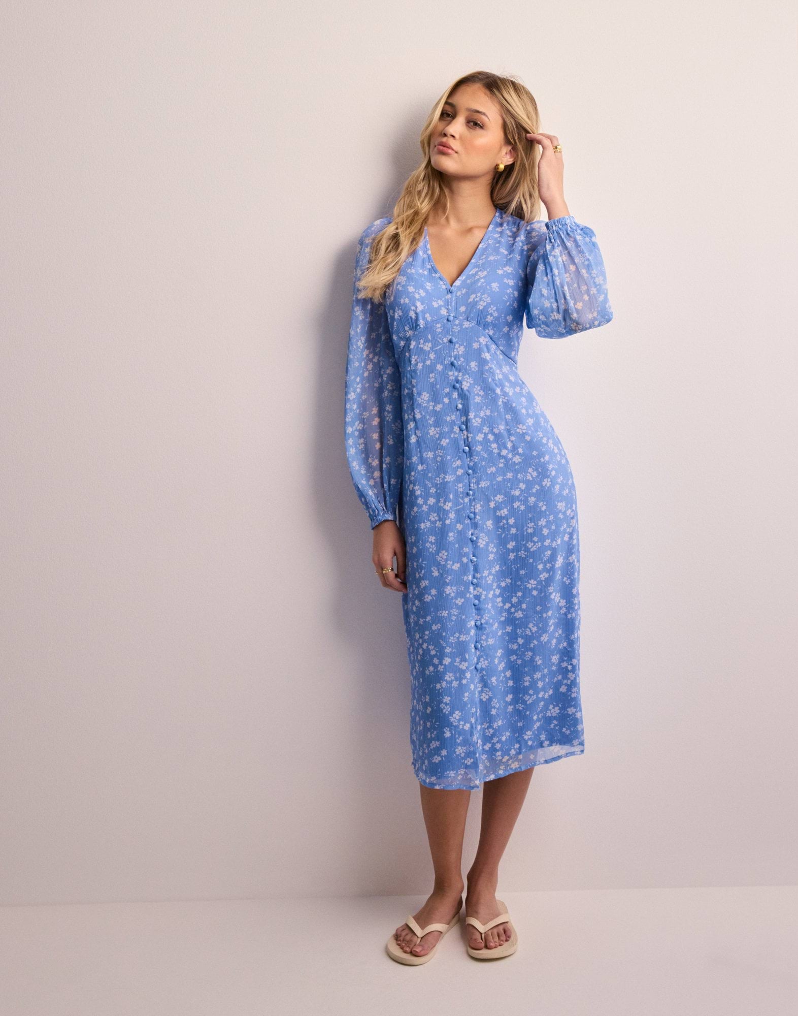 Köp Vero Moda VMSMILLA LS V-NECK CALF DRESS WVN G - Provence Sissy | Nelly.com