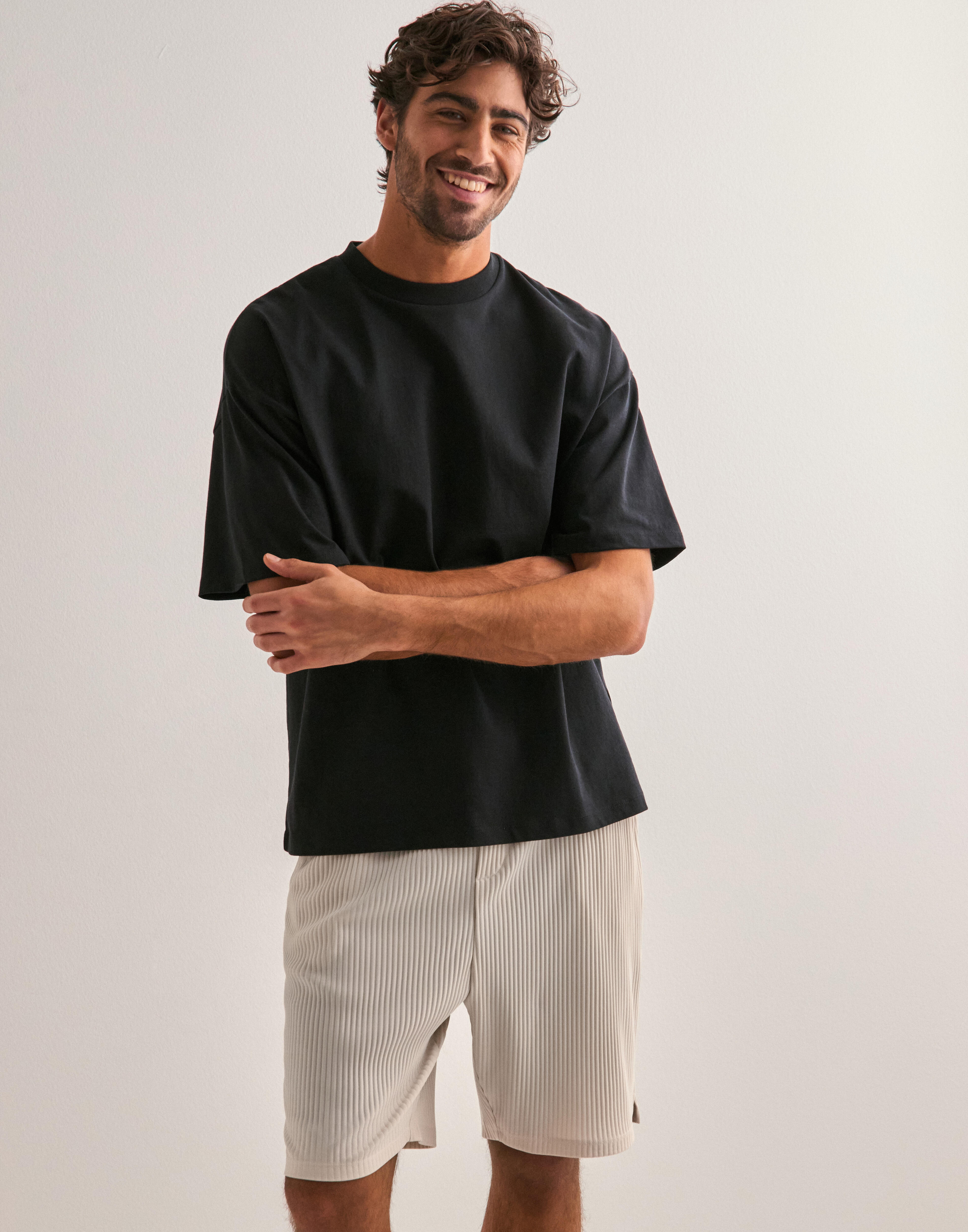 Köp Jack & Jones JPSTKARL INTERLUDE PLISSE SHORTS MI - Moonbeam | NLYMAN