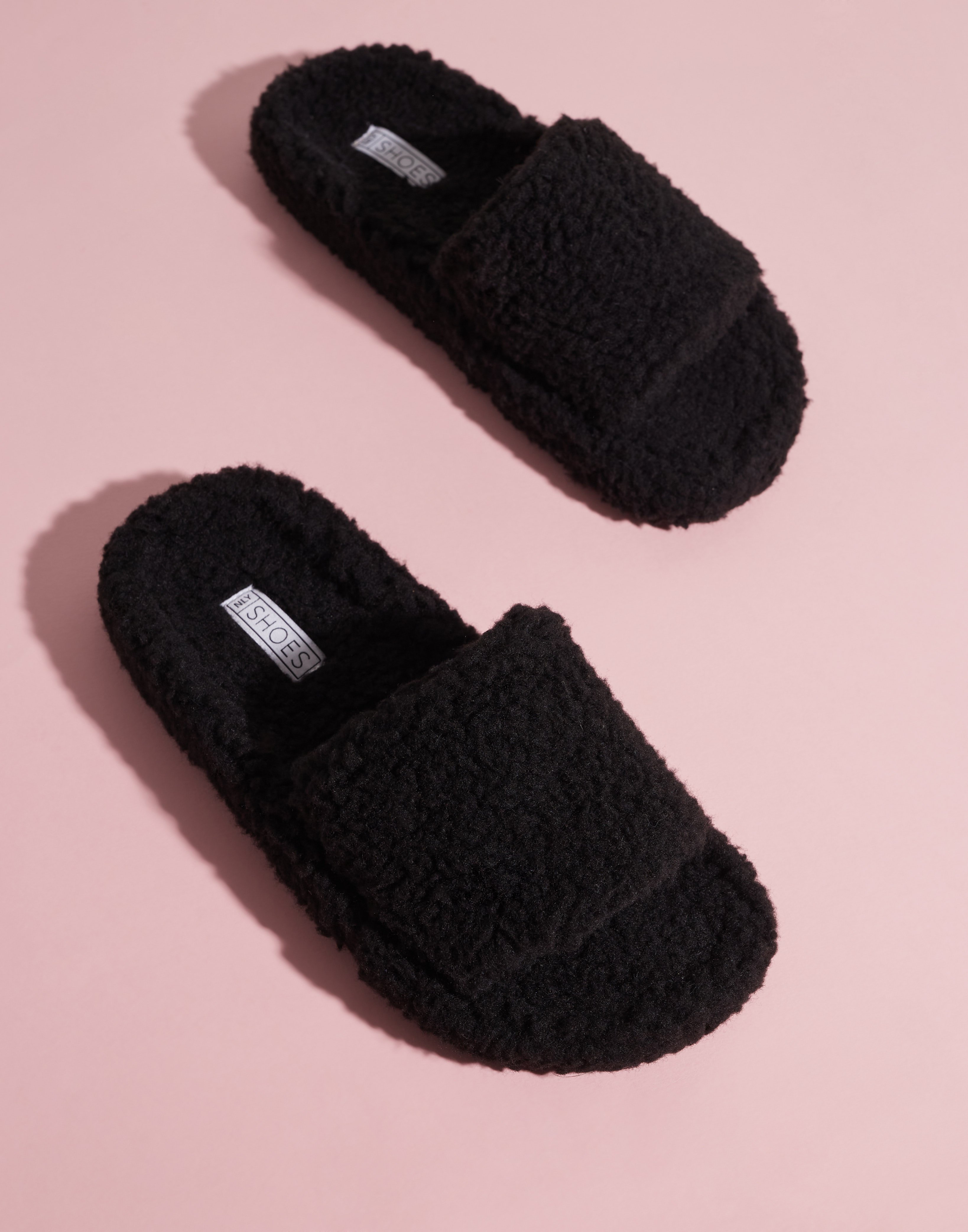 Kjøp Nelly Cosy Faux Fur Slider - Black | Nelly.com