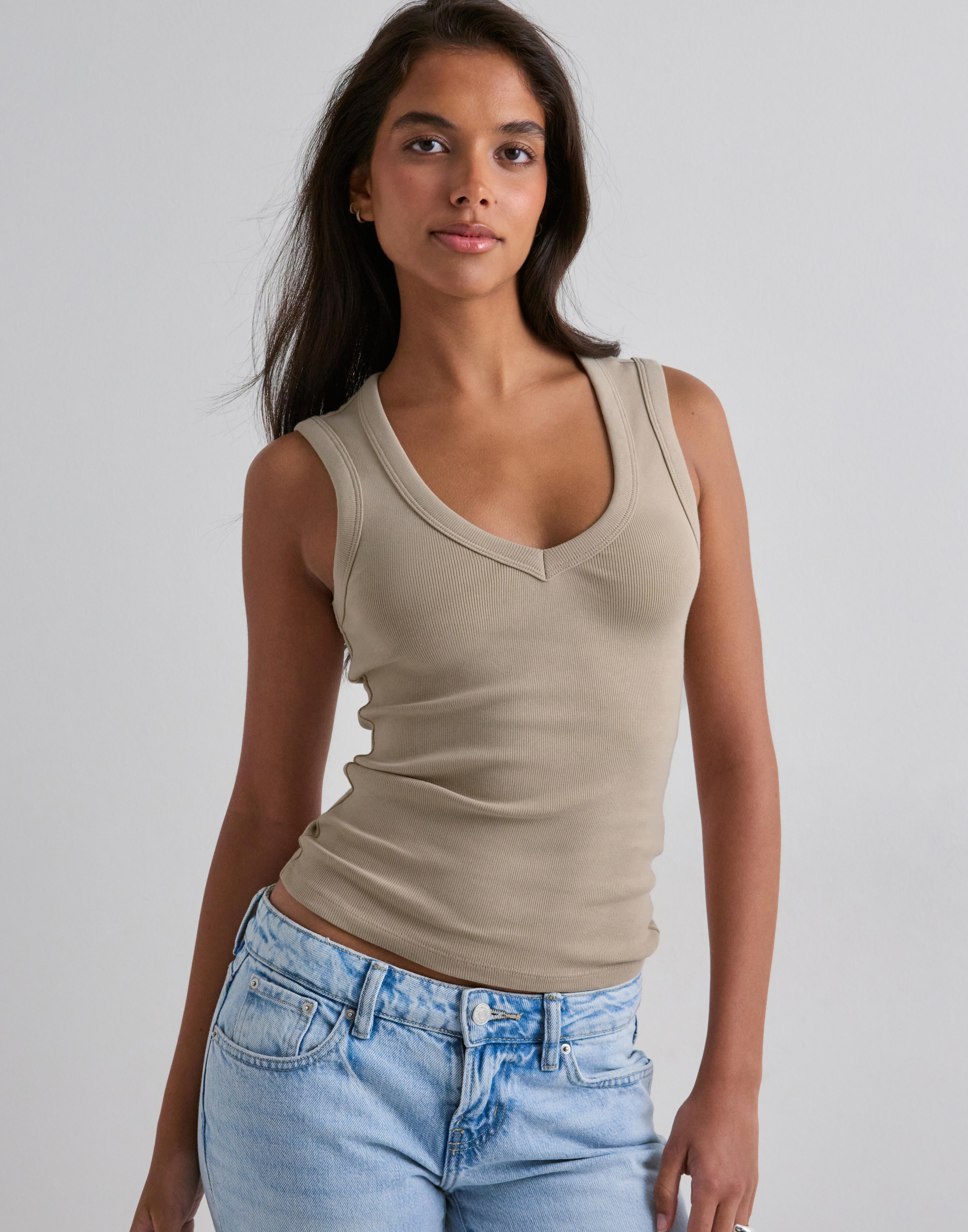 Kjøp Gina Tricot Tight v-neck rib tank - Feather Gray | Nelly.com