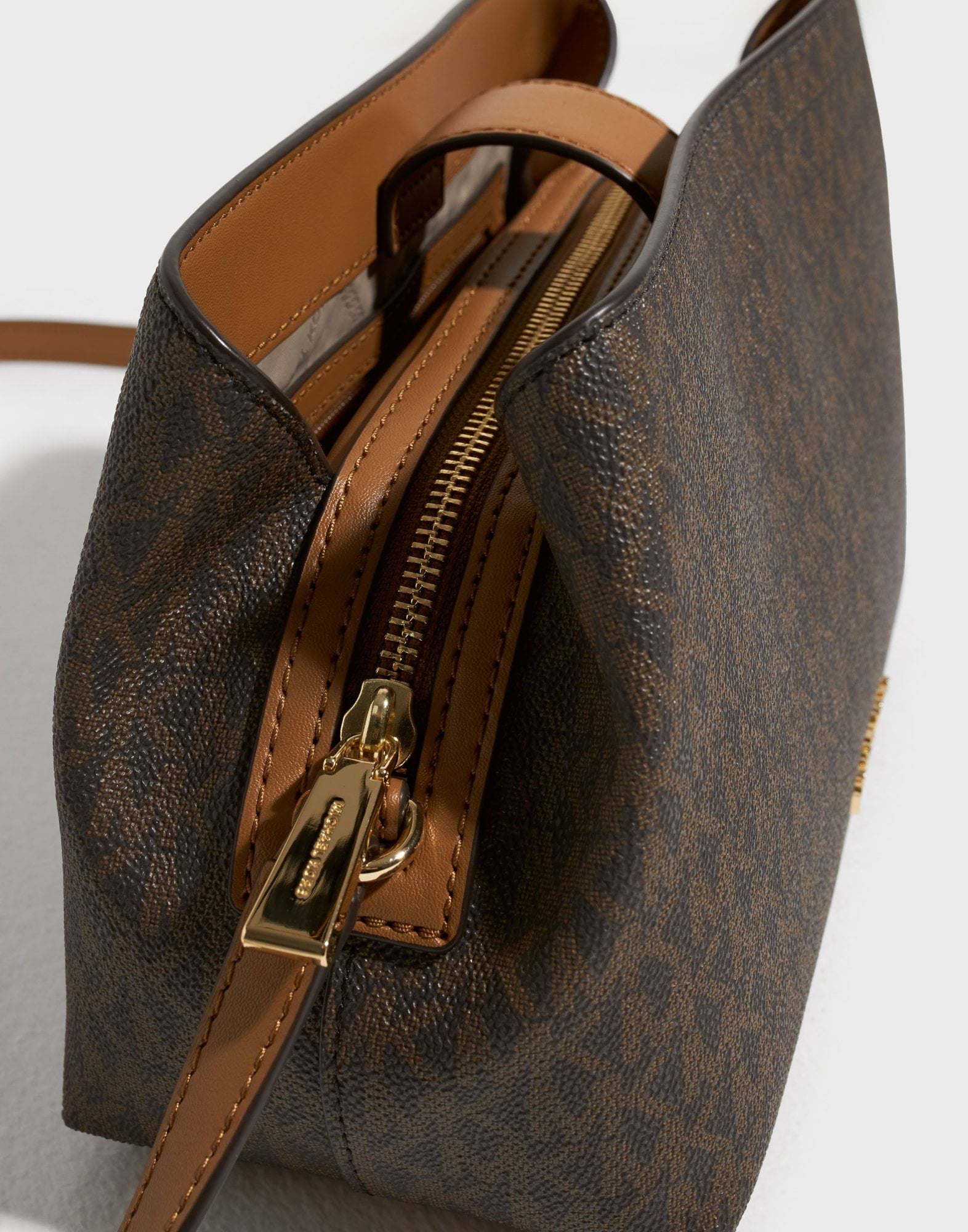 Köp Michael Kors Kensington Medium Messenger - Acorn | Nelly.com