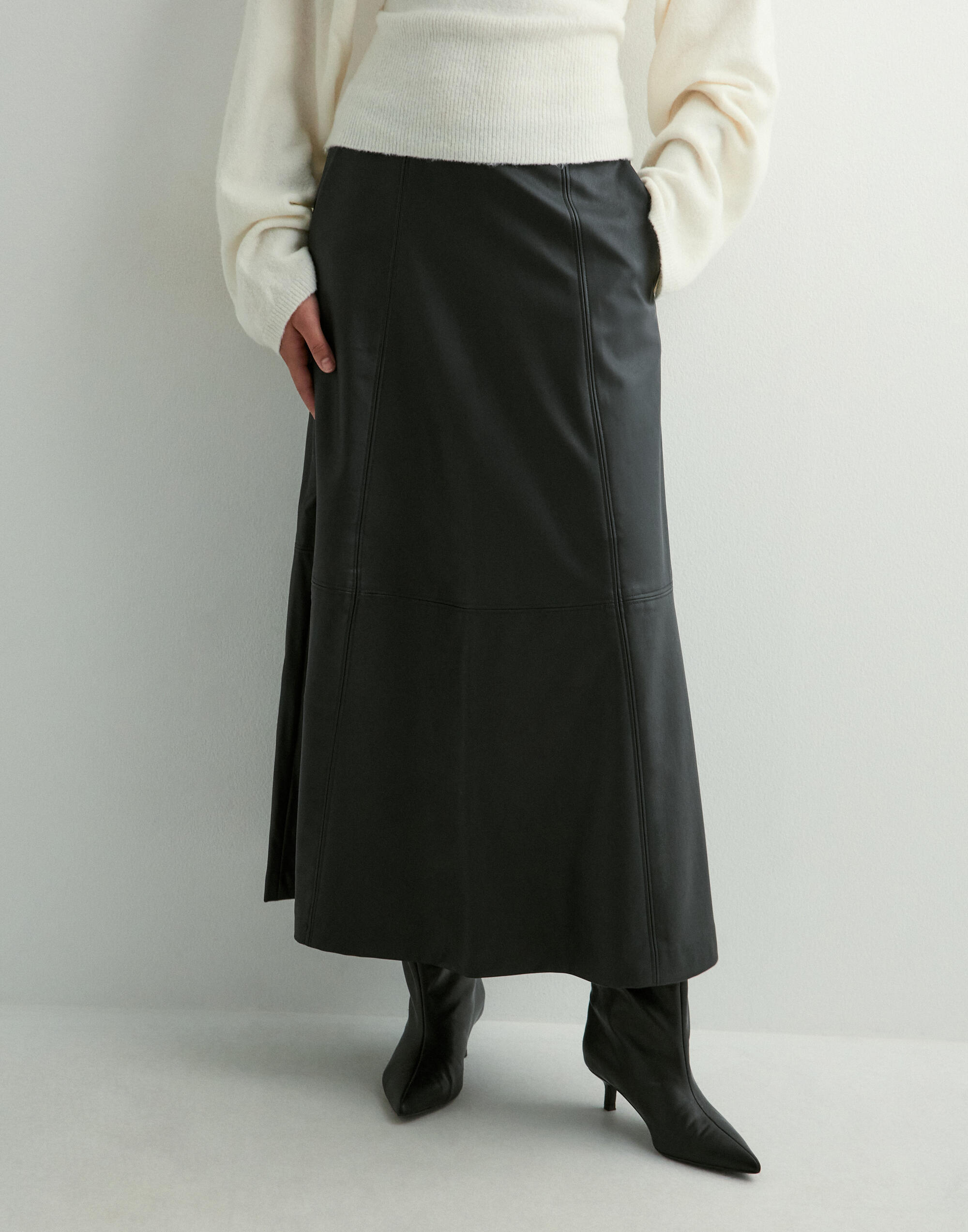 Köp Vero Moda VMOLIVE HW COATED ANKLE SKIRT PRM - Black | Nelly.com