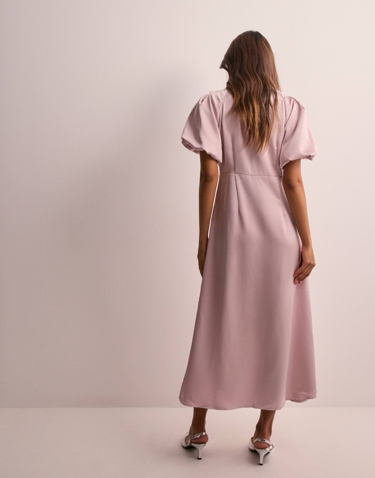 Köp Neo Noir Illana Heavy Sateen Dress - Dusty Pink | Nelly.com