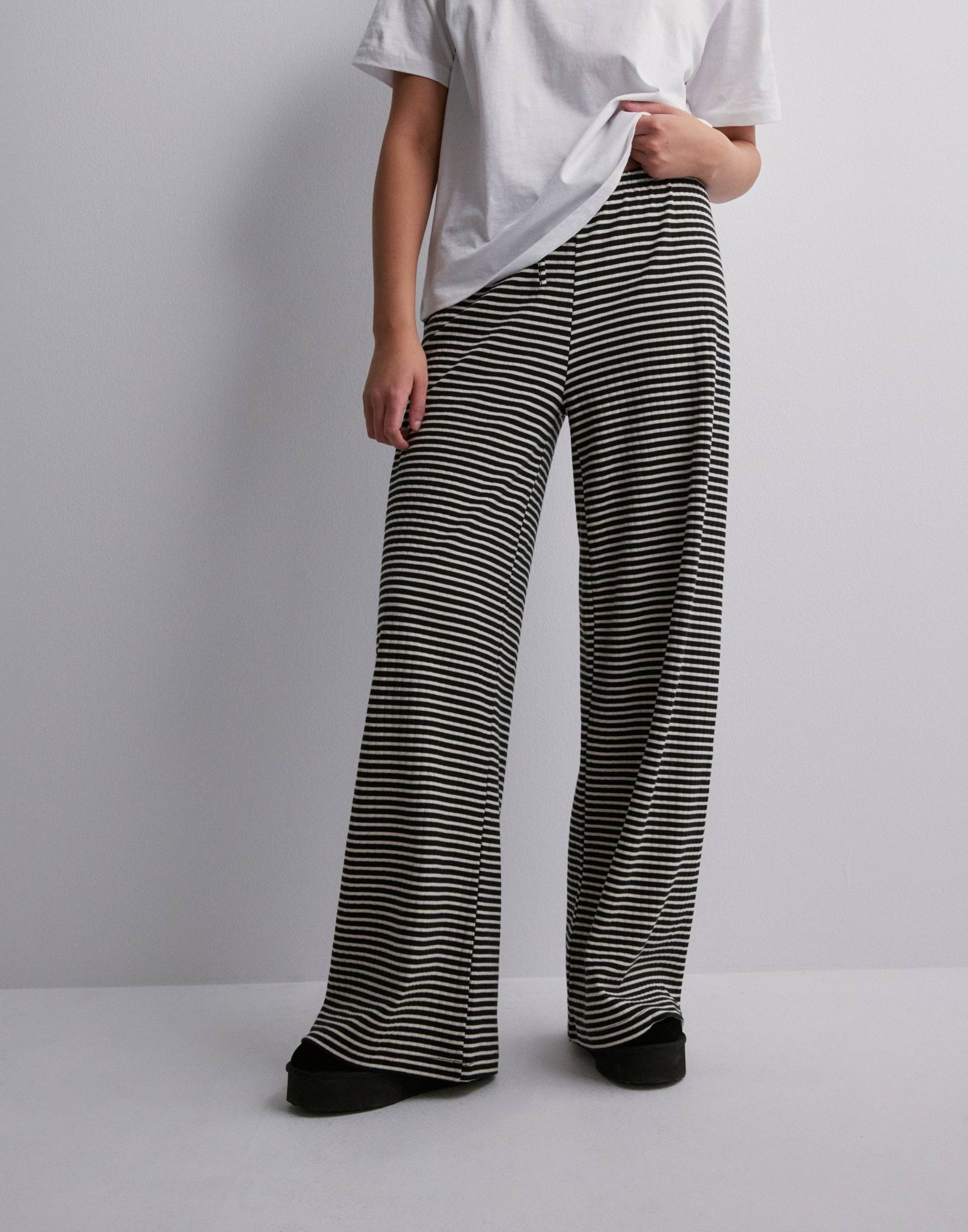 Buy Gina Tricot Striped soft trousers - Black/White | Nelly.com