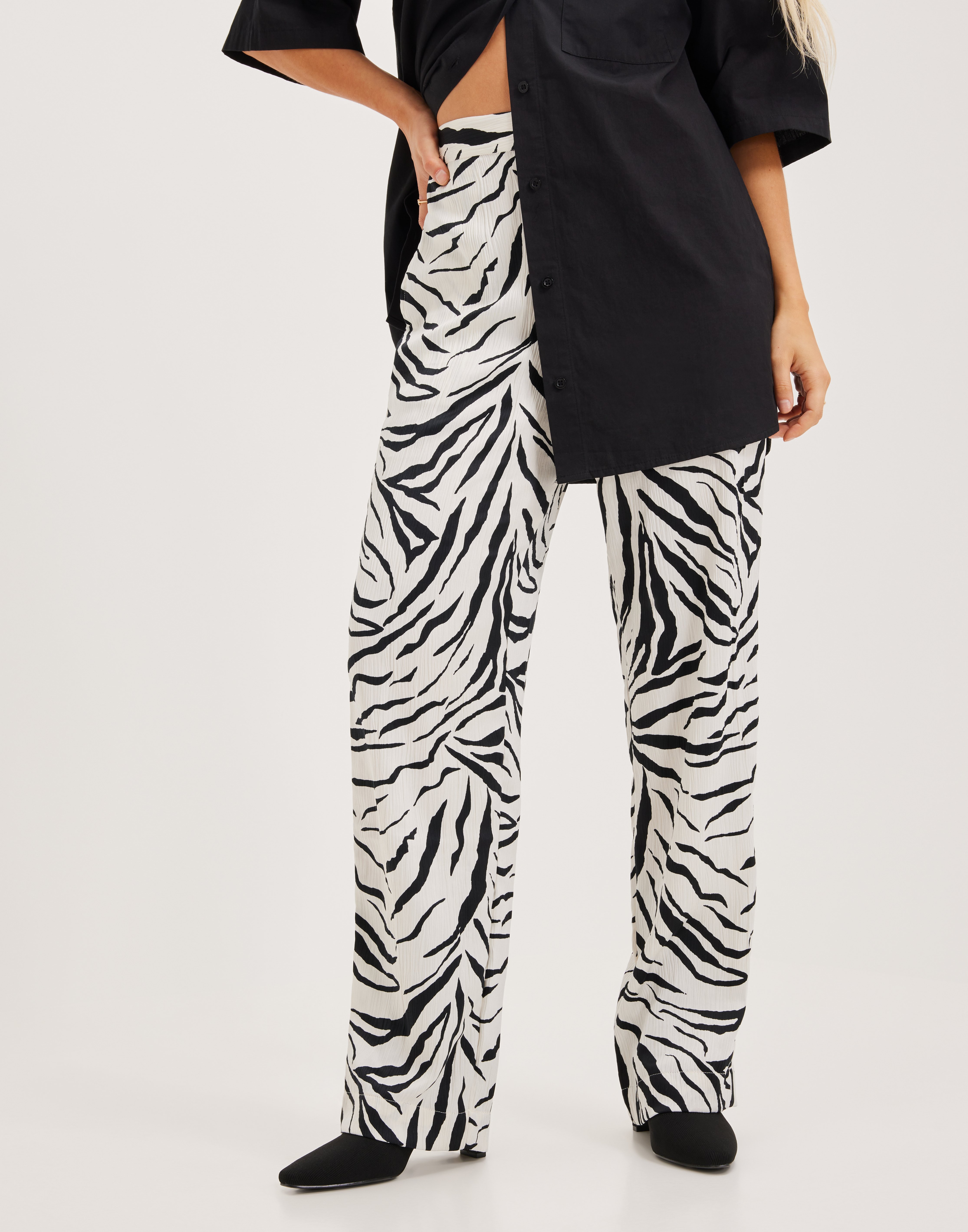 Köp Vero Moda VMLIVA HW PANTS WVN BTQ GA - Pristine Black Liva | Nelly.com