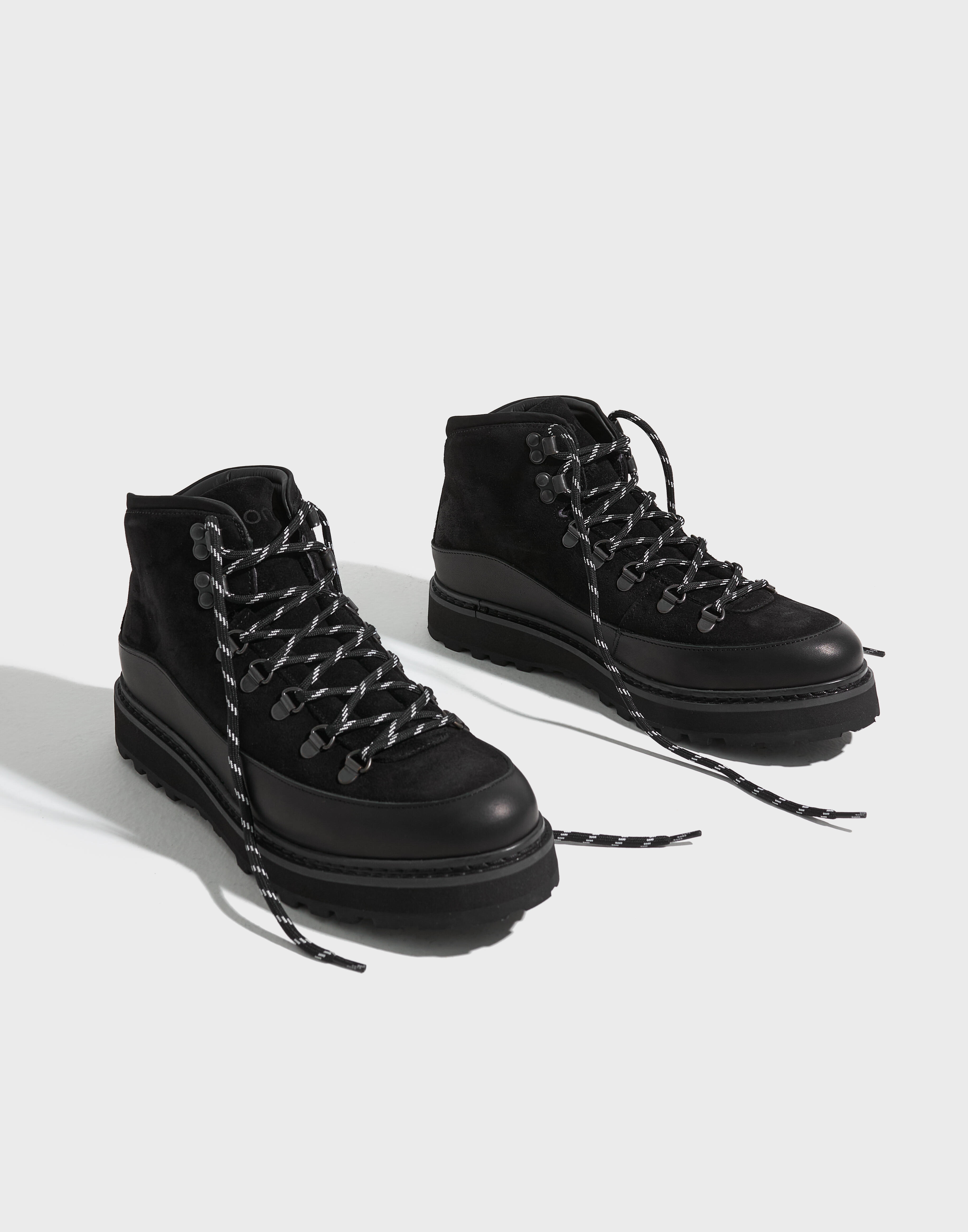 Kjøp MONO Core Cap Suede M - Black | NLYMAN