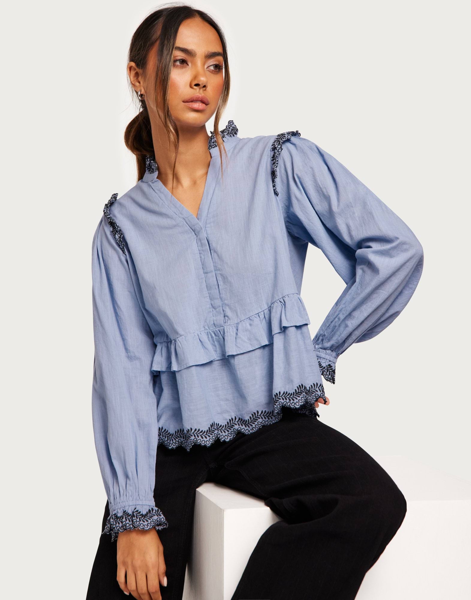 Köp Neo Noir Panama Embroidery Blouse - Light Blue | Nelly.com