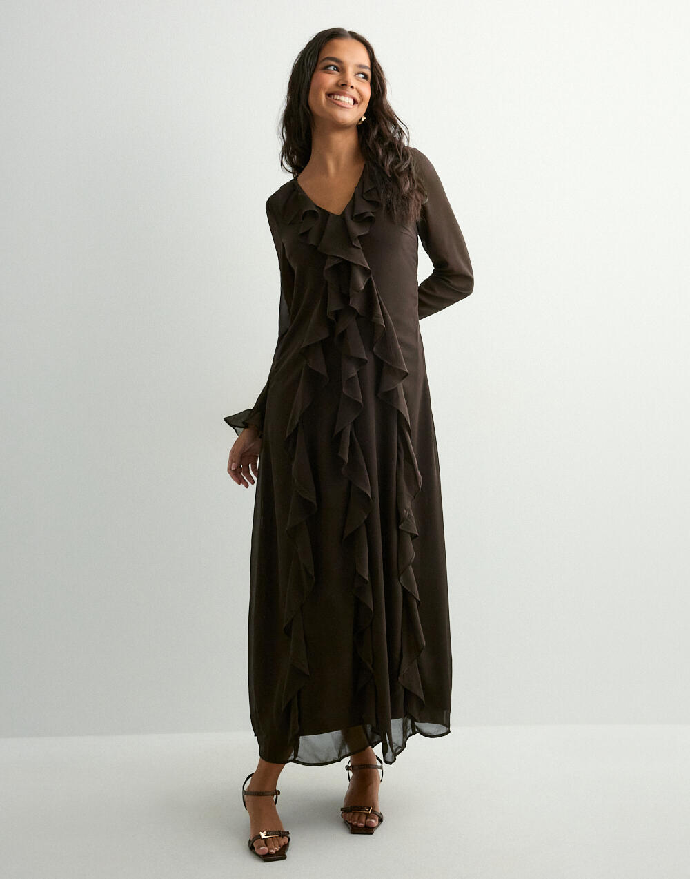 Köp Vero Moda VMHOLLY LS FLOUNCE ANKLE DRESS WVN - Chocolate Torte ...