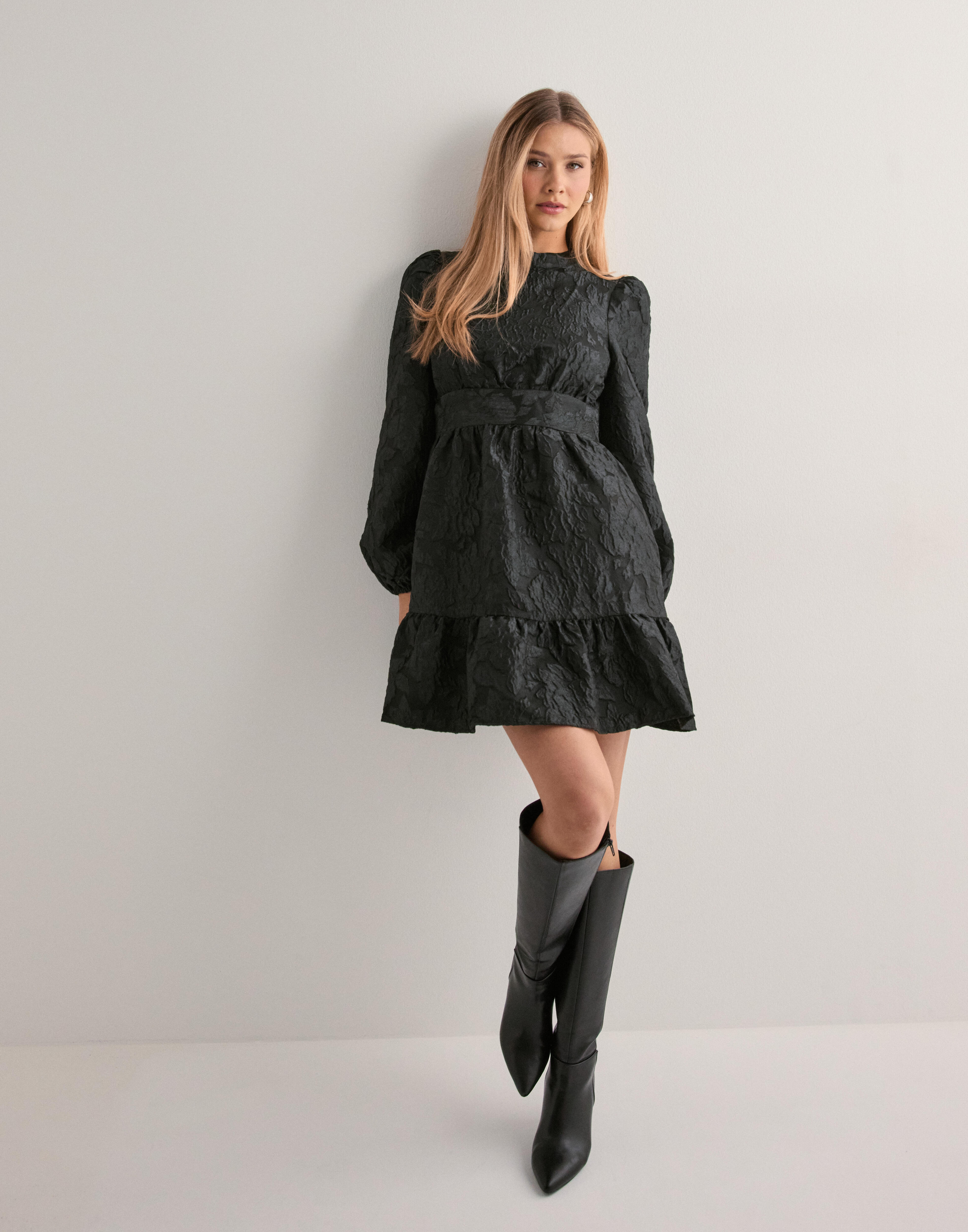Kjøp Vero Moda VMSULLE L/S SHORT DRESS WVN PA - Black | Nelly.com