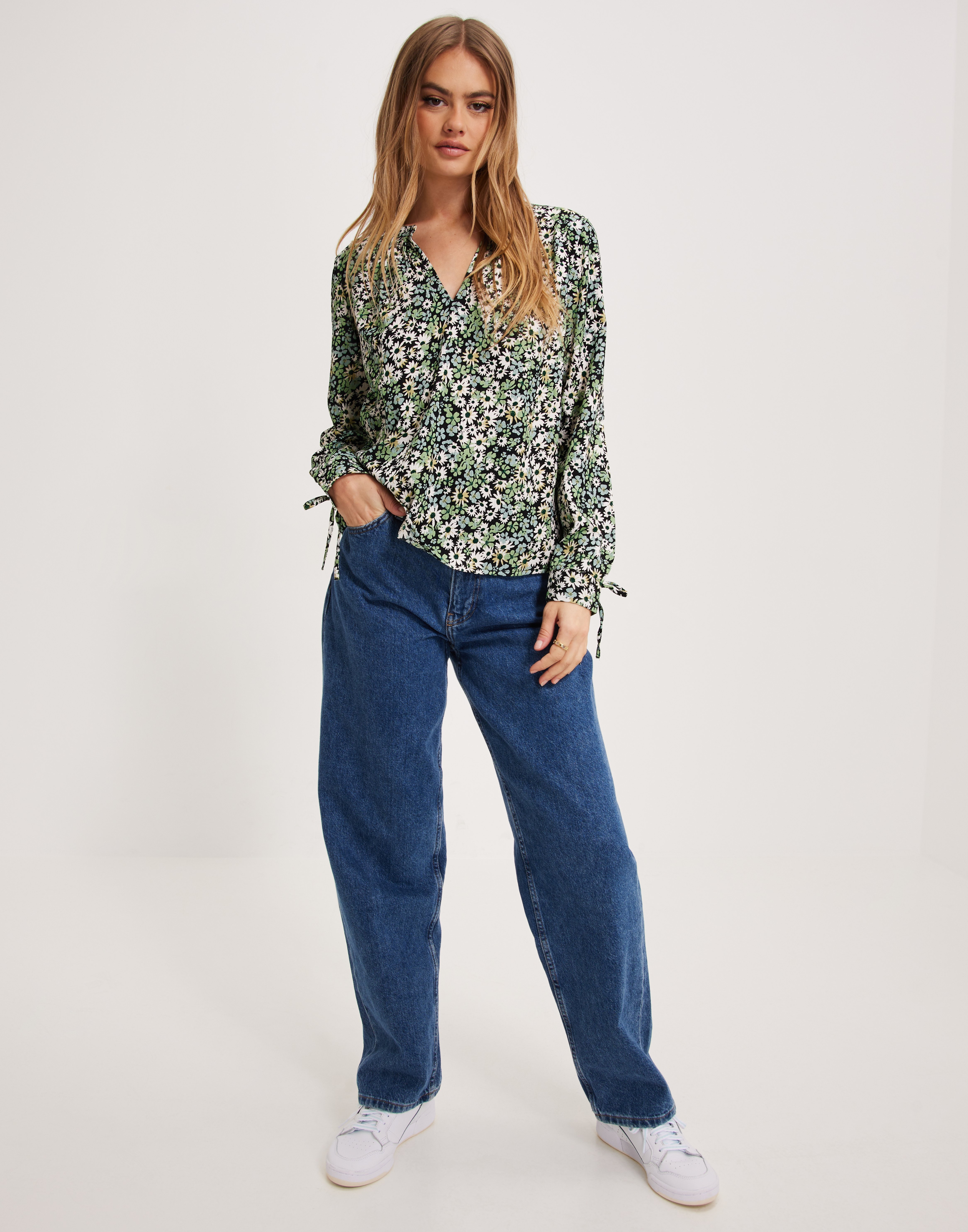 Köp JDY JDYSORO L/S STRING TOP WVN - Black Green Multi Flower | Nelly.com