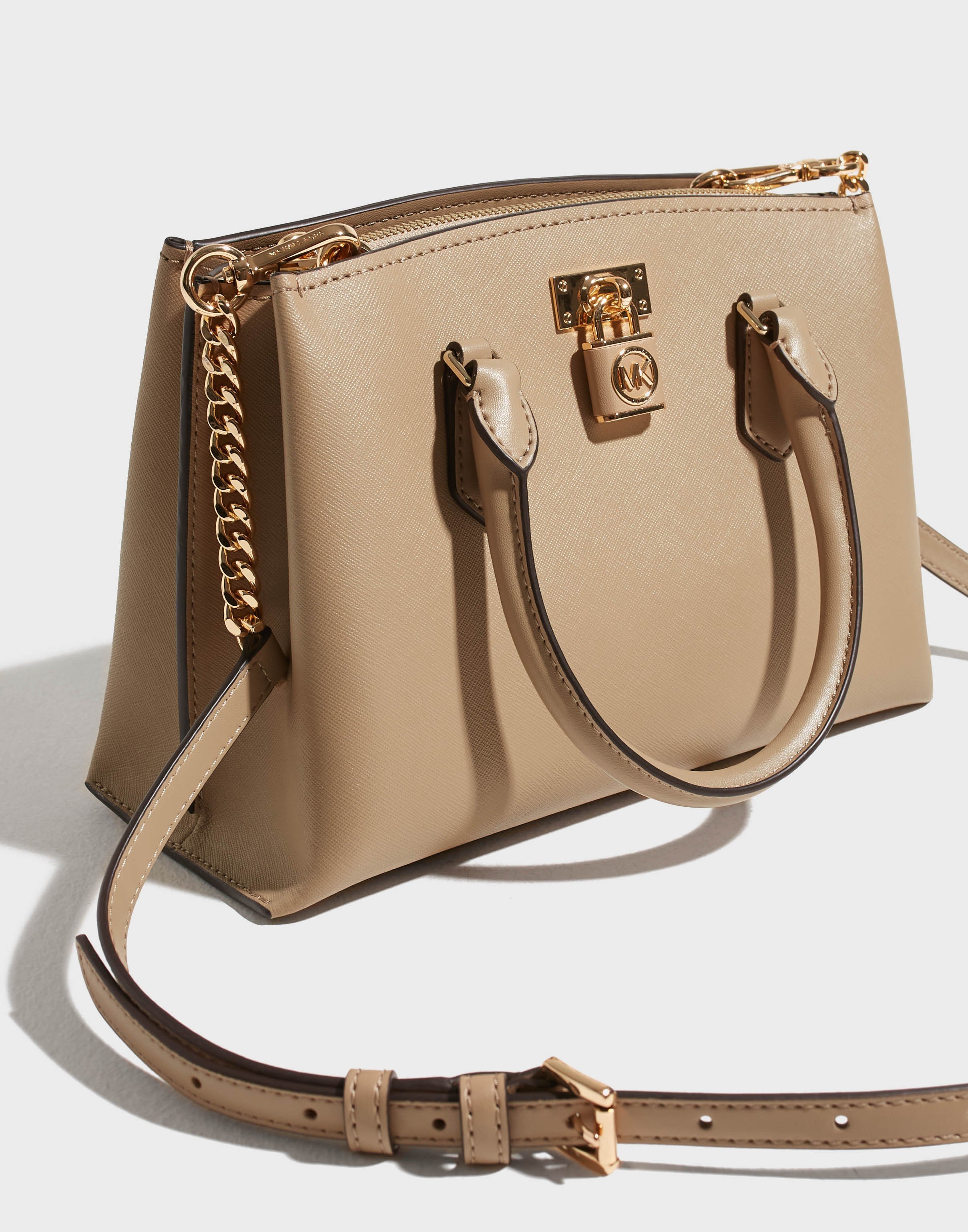 Köp Michael Kors Ruby Small Saffiano Leather Satchel - Camel | Nelly.com