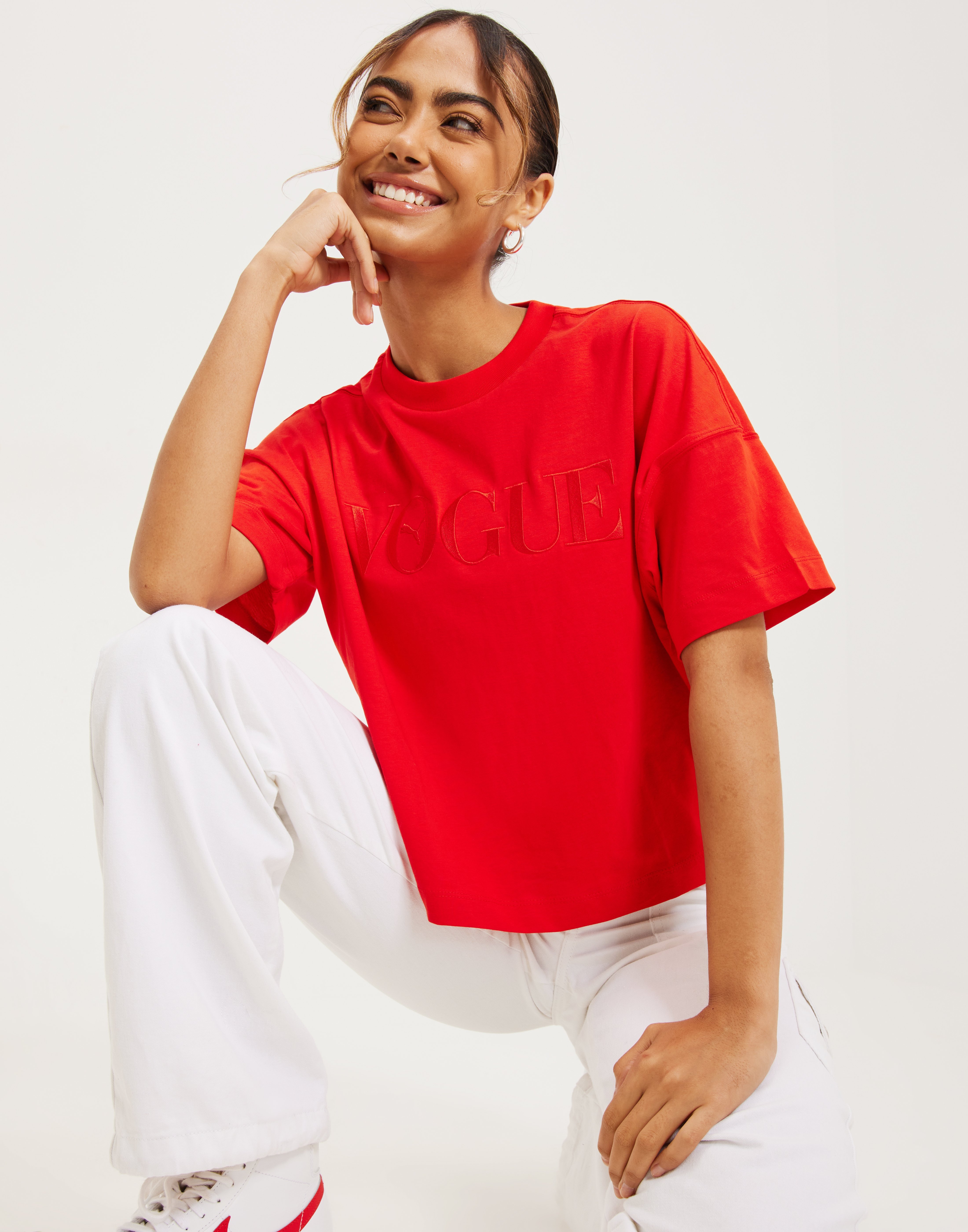 Köp Puma PUMA X VOGUE GRAPHIC TEE - Red | Nelly.com
