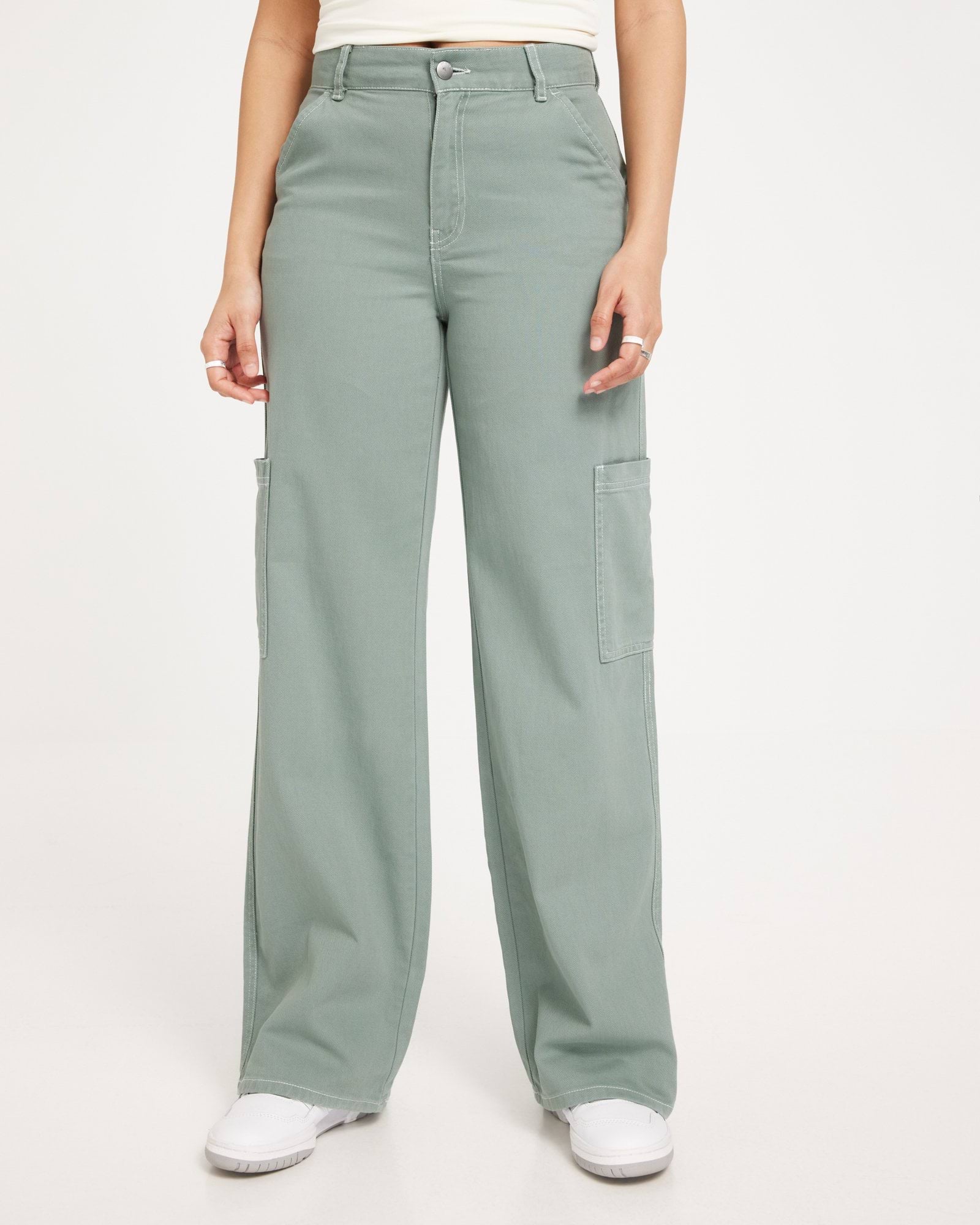 Köp JDY -JDYZIZZY HW WIDE CARGO PANTS PNT - Chinois Green Cloud Dancer ...