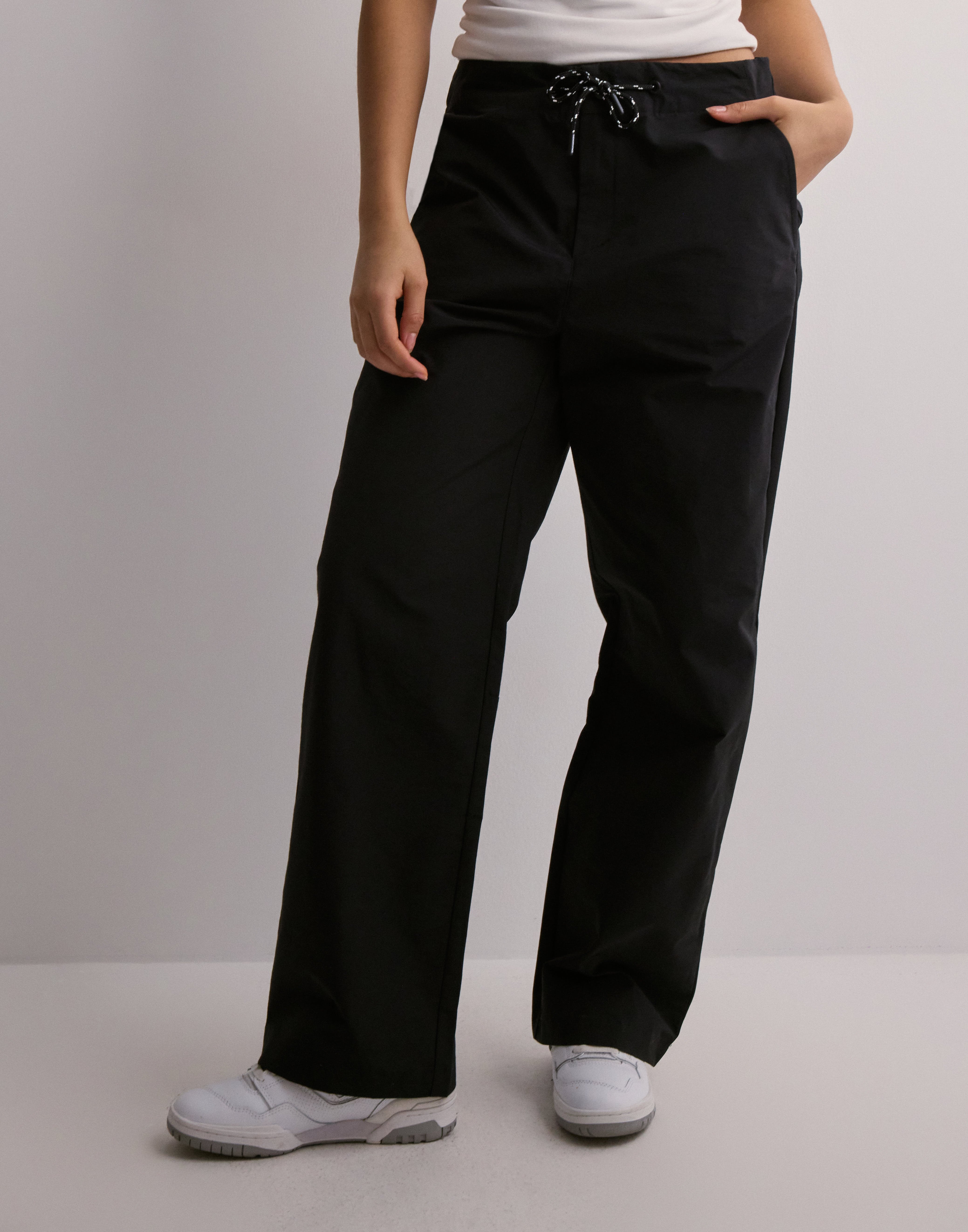 Köp The North Face W ROPE TIE WIDE LEG PANT - Black | Nelly.com