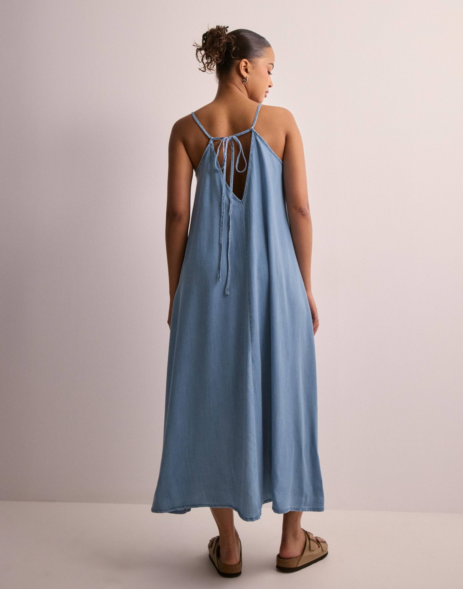 Köp Only ONLLAIA SL STRING LONG DNM DRESS QY - Light Blue Denim | Nelly.com