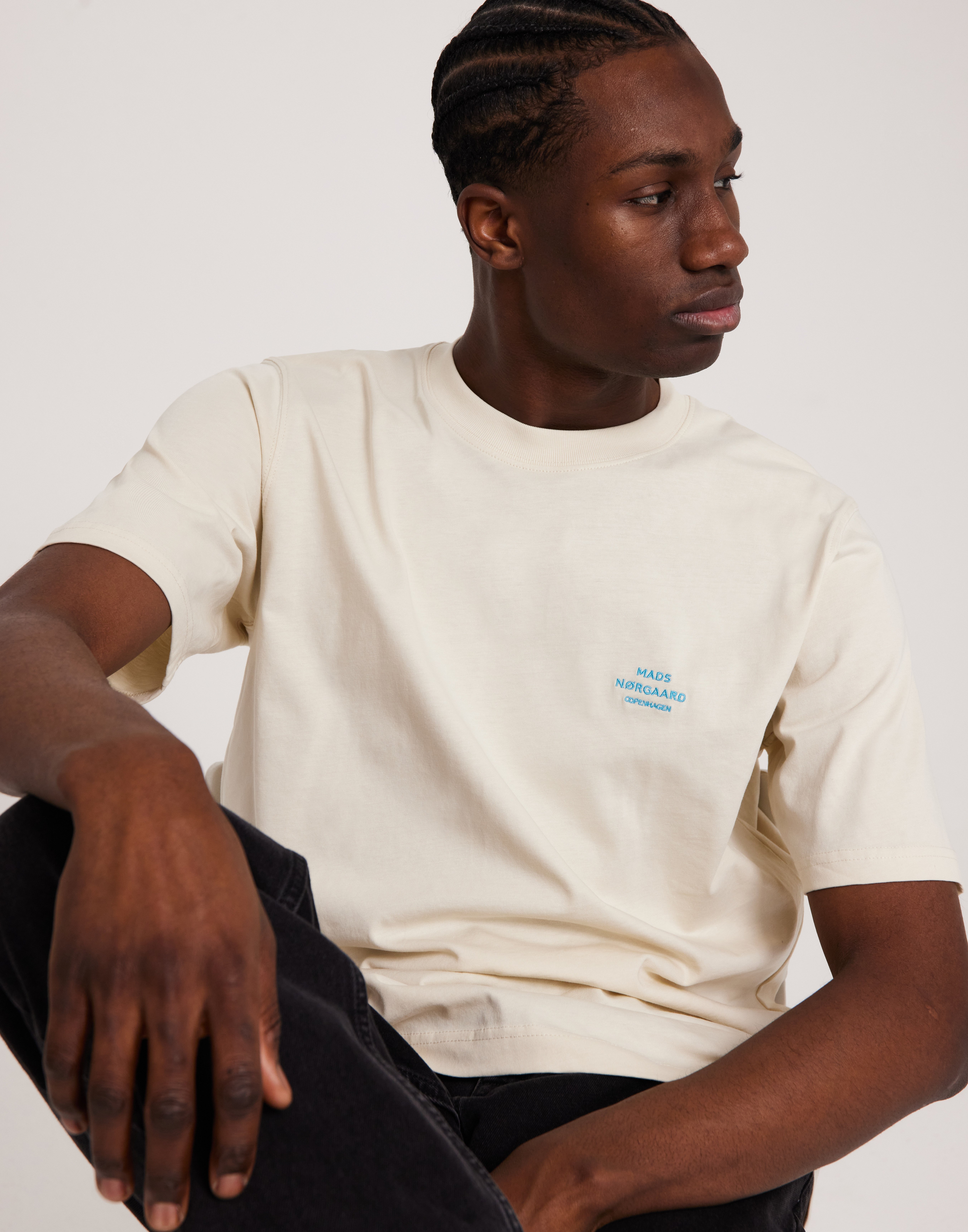 Köp Mads Nørgaard Cotton Jersey Frode Logo Tee - Birch | NLYMAN