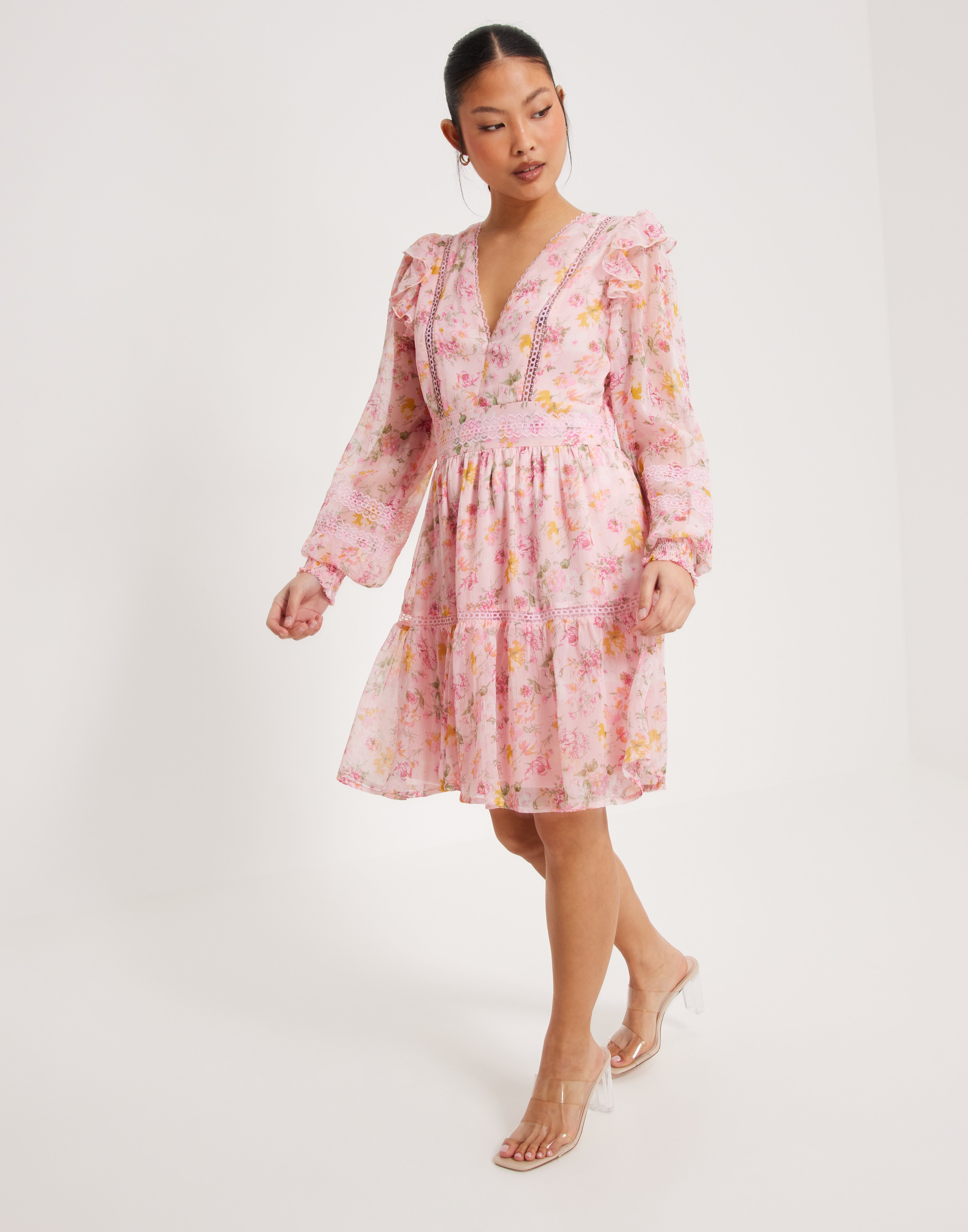 Köp Vila VIROMAN NEW V-NECK L/S SHORT DRESS - Misty Rose Flower | Nelly.com