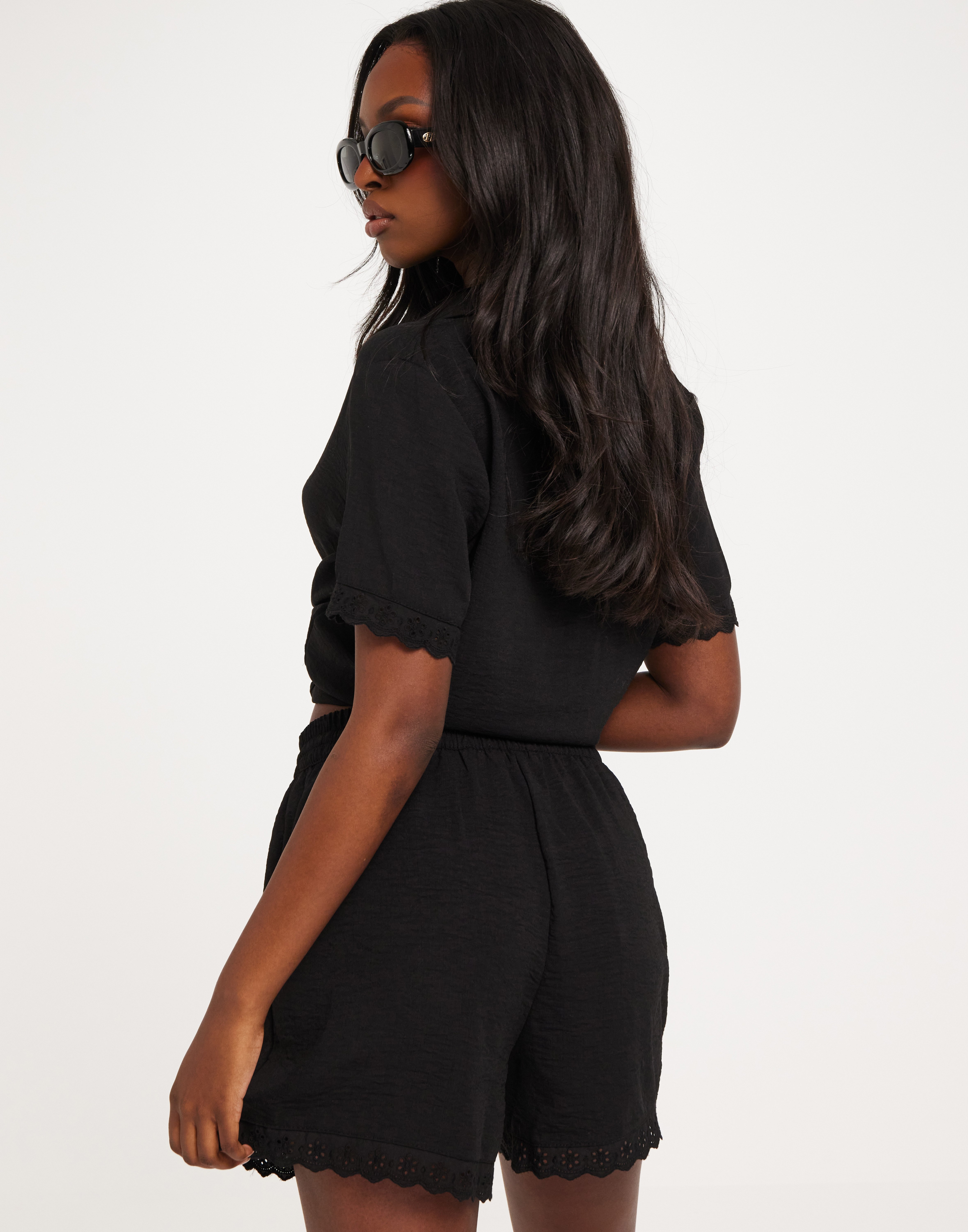 Köp JDY JDYRACHEL LACE SHORTS WVN - Black | Nelly.com