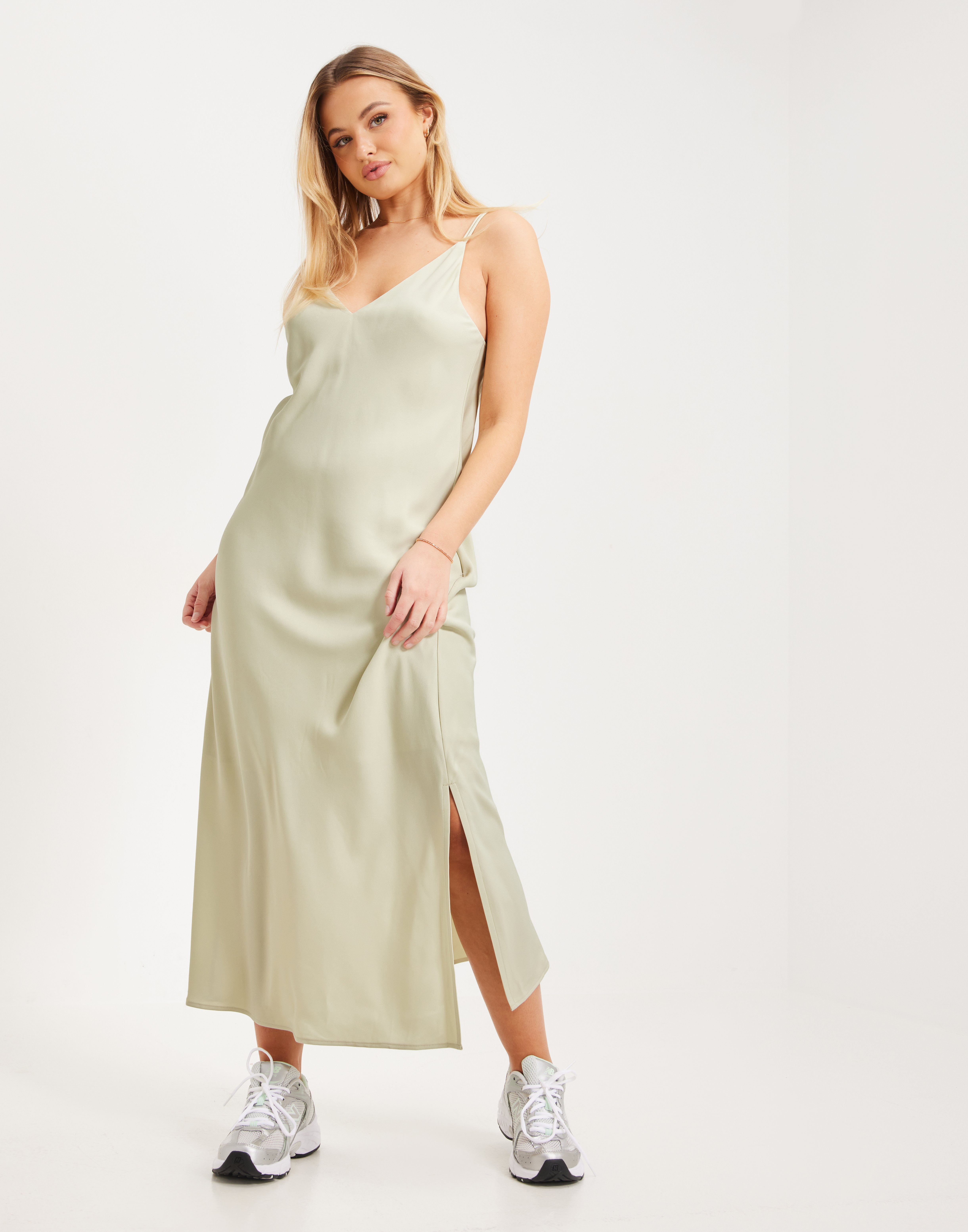 Kjøp Calvin Klein RECYCLED CDC MIDI SLIP DRESS - Ivory | Nelly.com