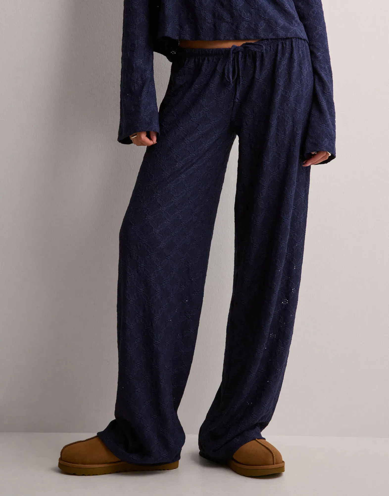 Køb Nelly Cute Broderie Chill Pants - Navy | Nelly.com