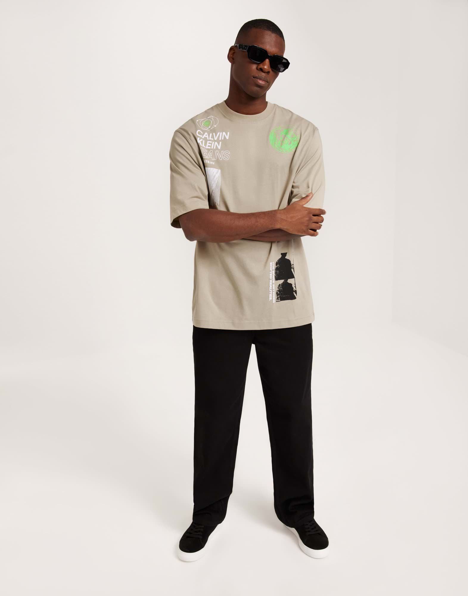 Osta Calvin Klein Jeans FUTURE FADE MULTI GRAPHIC TEE - Plaza Taupe ...