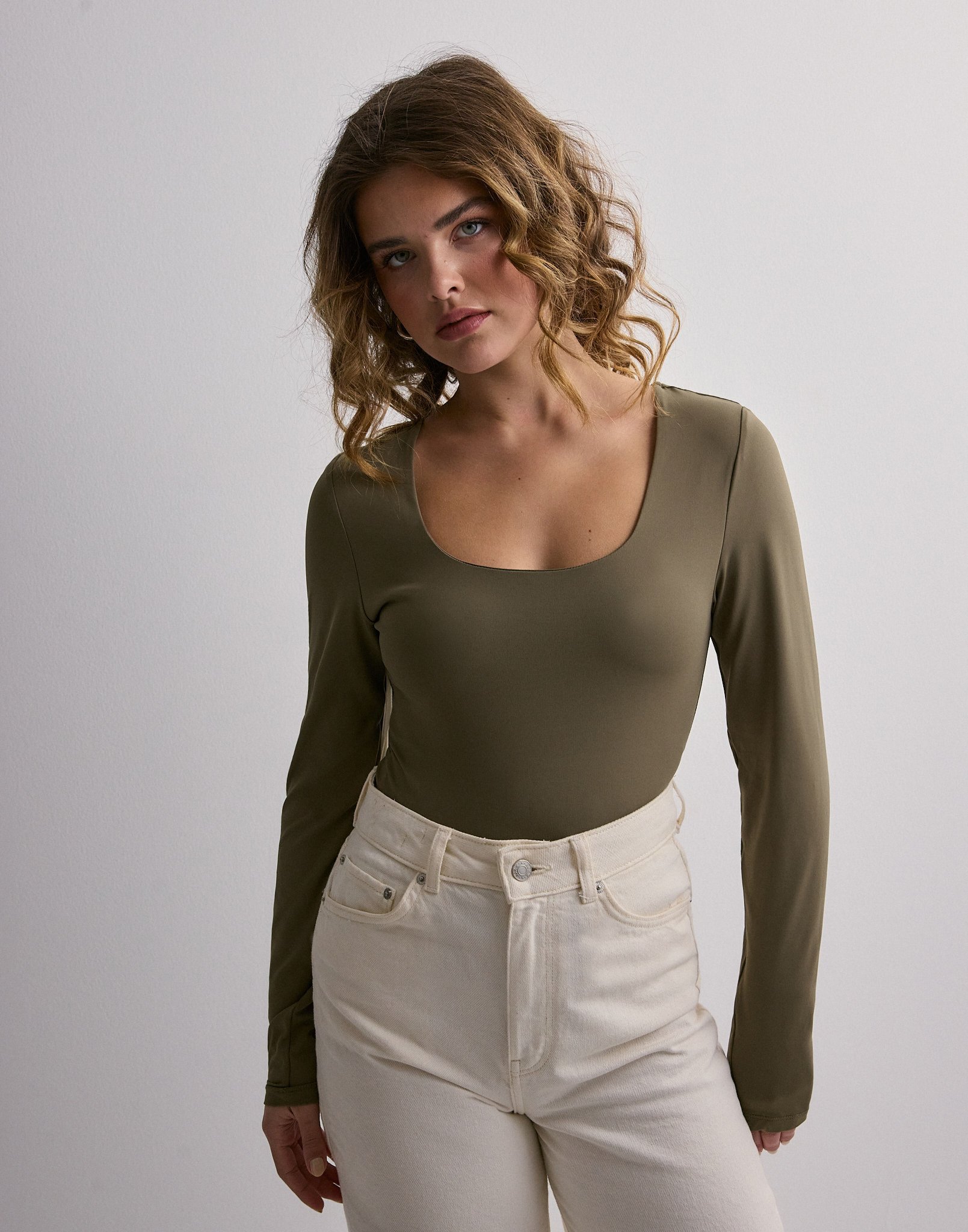 Køb Only ONLEA L/S 2-WAY DEEP NECK TOP JRS N - Walnut | Nelly.com