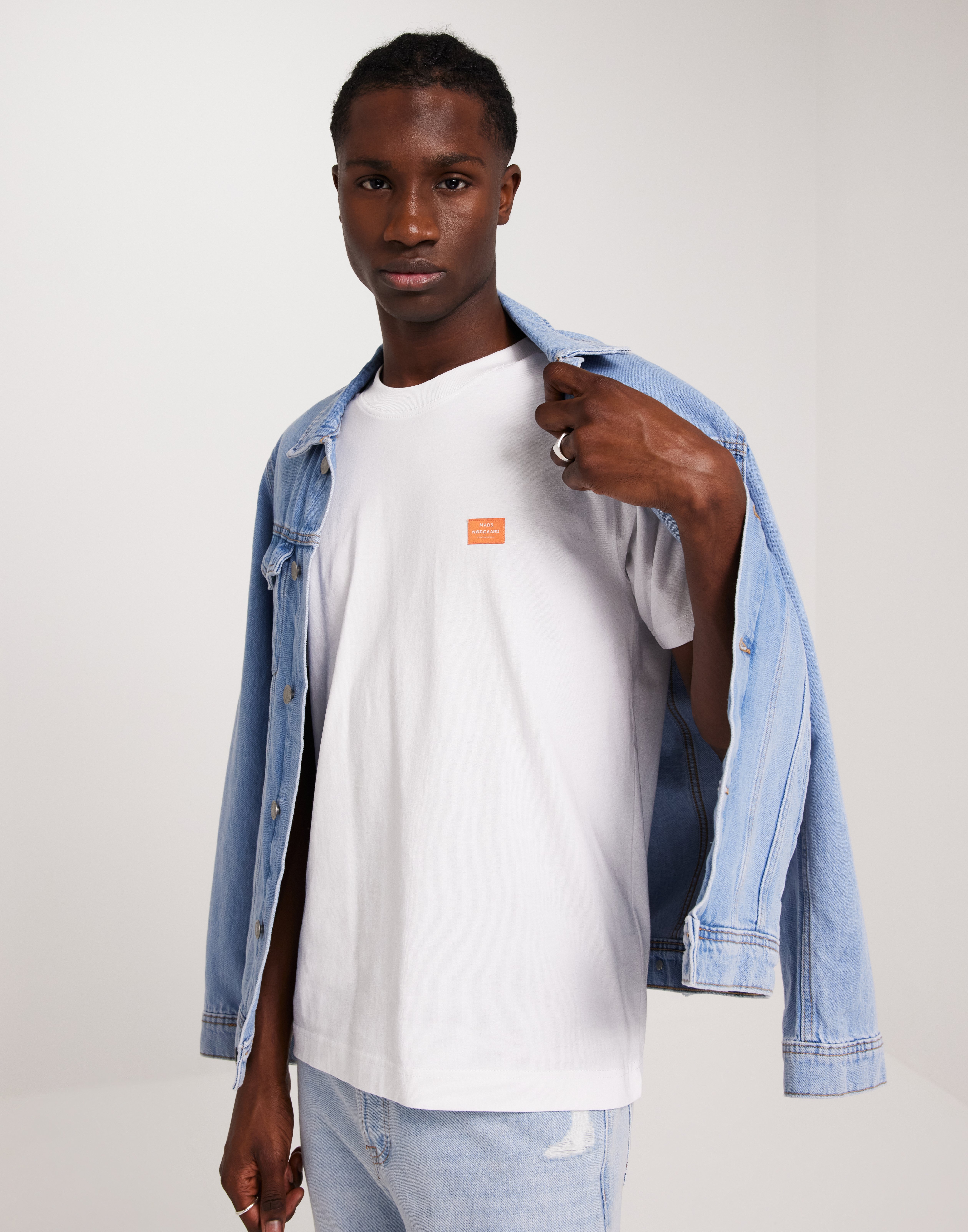 Köp Mads Nørgaard Cotton Jersey Frode Logo Tee - White | NLYMAN