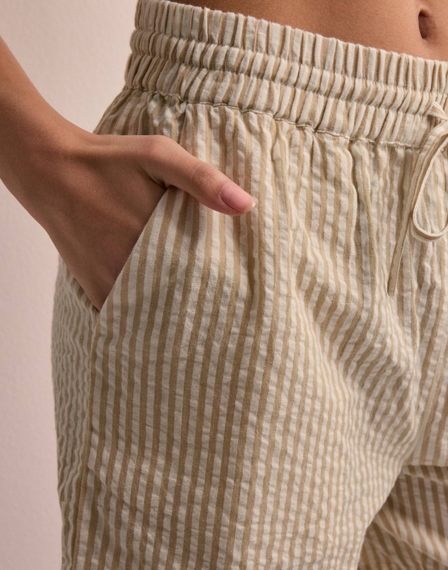 Köp Pieces PCSALLY HW LOOSE STRING SHORTS NOOS - Nomad Cloud Dancer ...