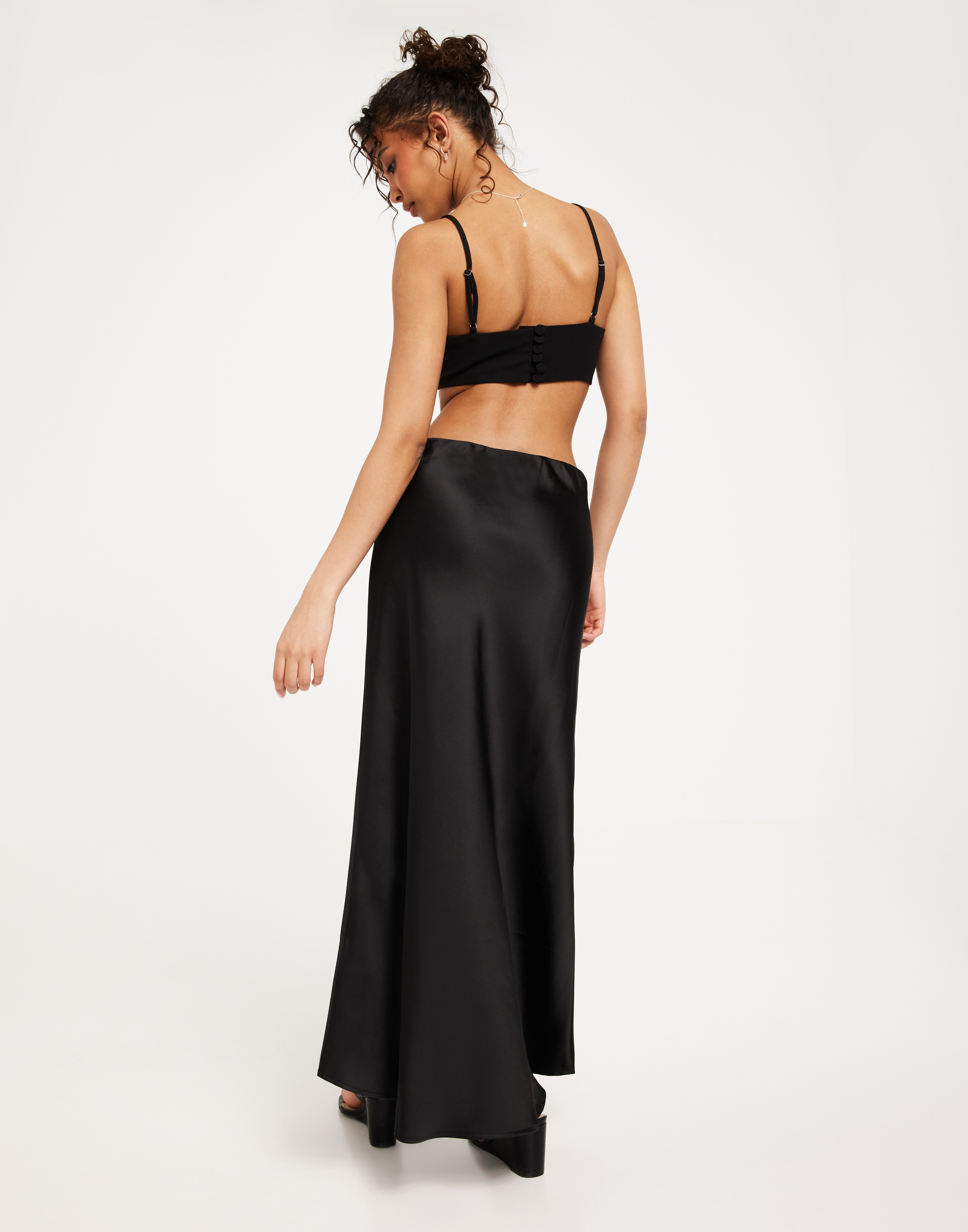 Köp Gina Tricot Satin Maxi Skirt - Black | Nelly.com
