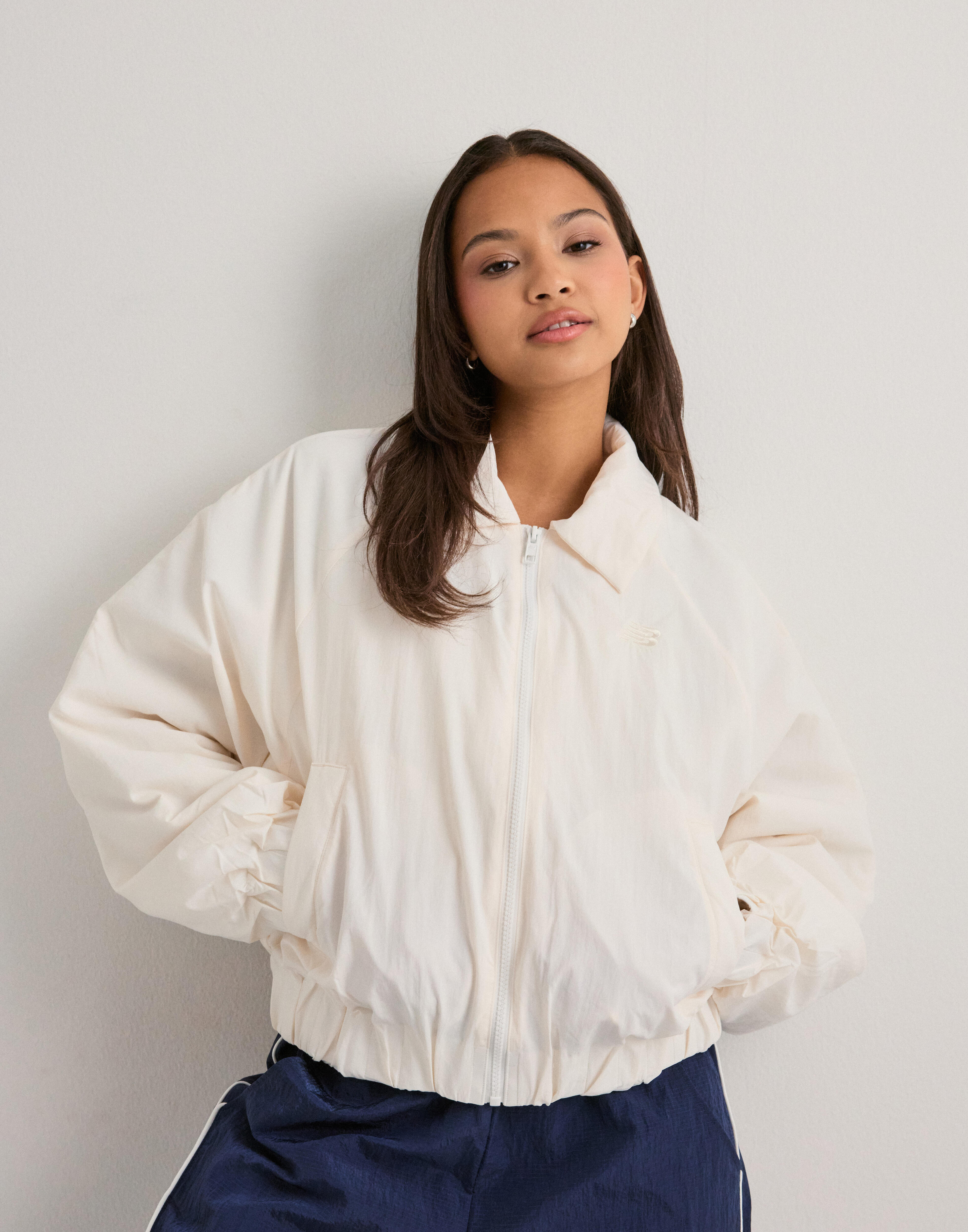 Køb New Balance Woven Bomber Jacket - Sea Salt | Nelly.com