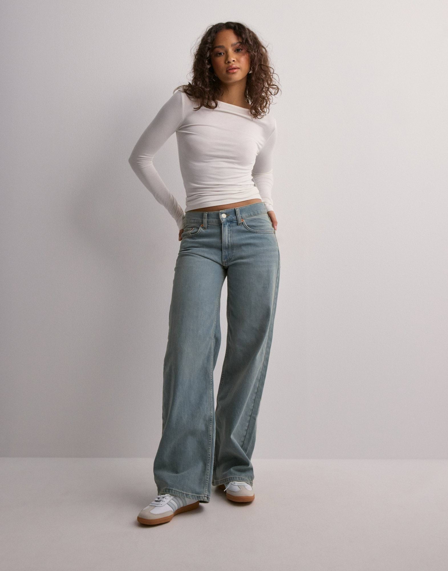 Köp Nelly Low Waist Loose Jeans - Blue/Beige | Nelly.com