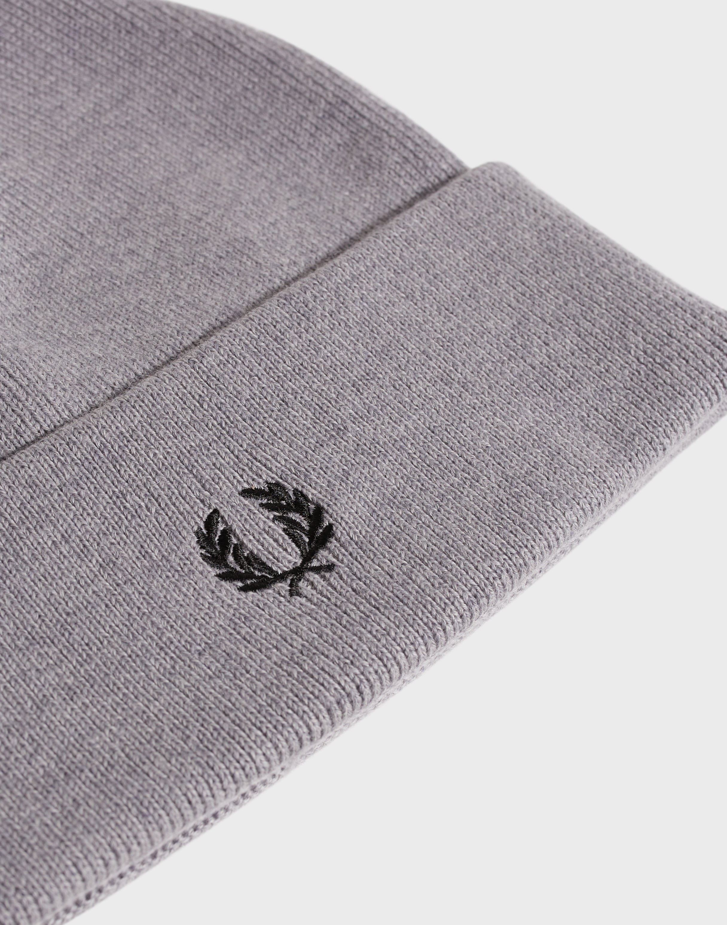 Köp Fred Perry MERINO WOOL BEANIE - Steel | NLYMAN